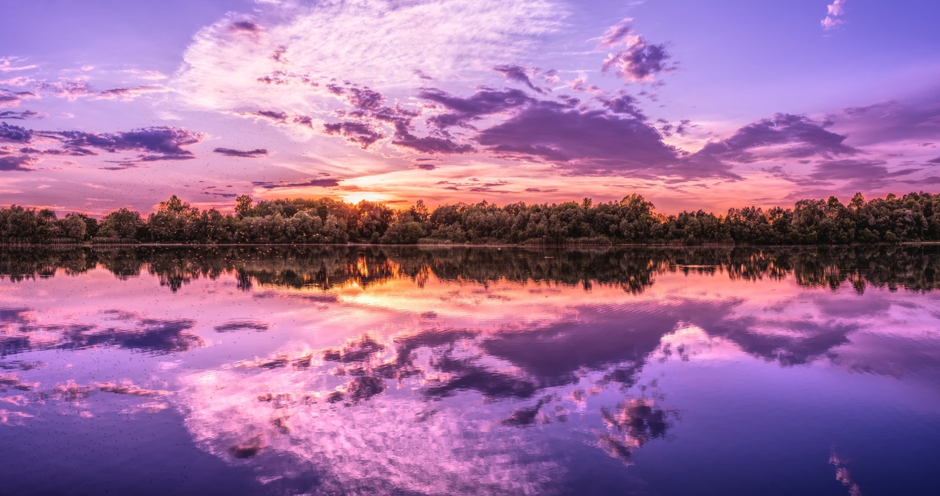 8K Ultra HD Sunrise Reflection: Nature’s Cloud-Kissed Lake Panorama