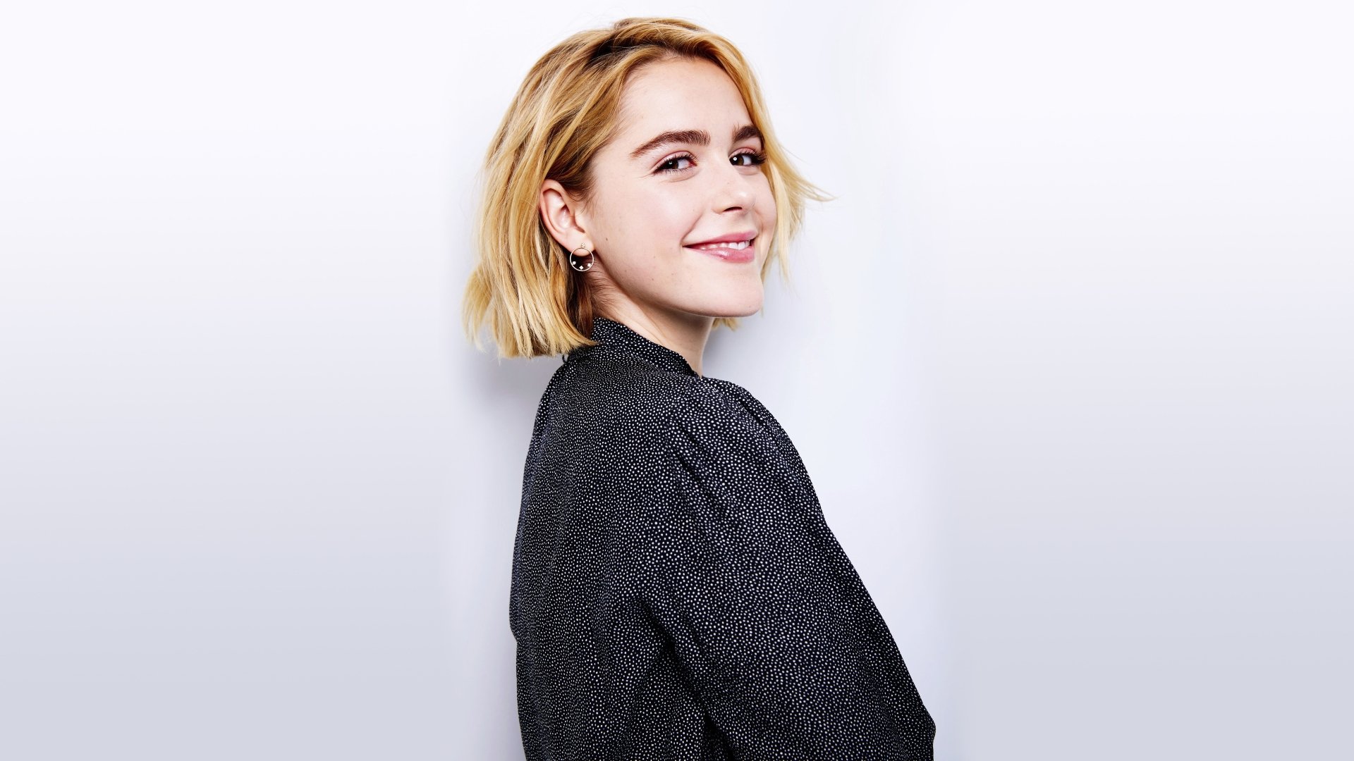 Kiernan Shipka Smiling Brightly – 8K Ultra HD American Actress Wallpaper