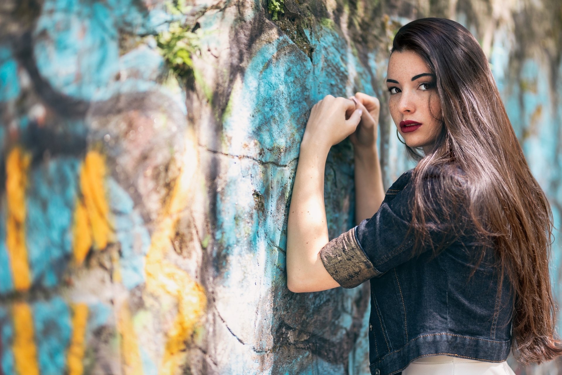 Brunette Beauty: HD Wallpaper of a Long-Haired Woman with Bold Lipstick