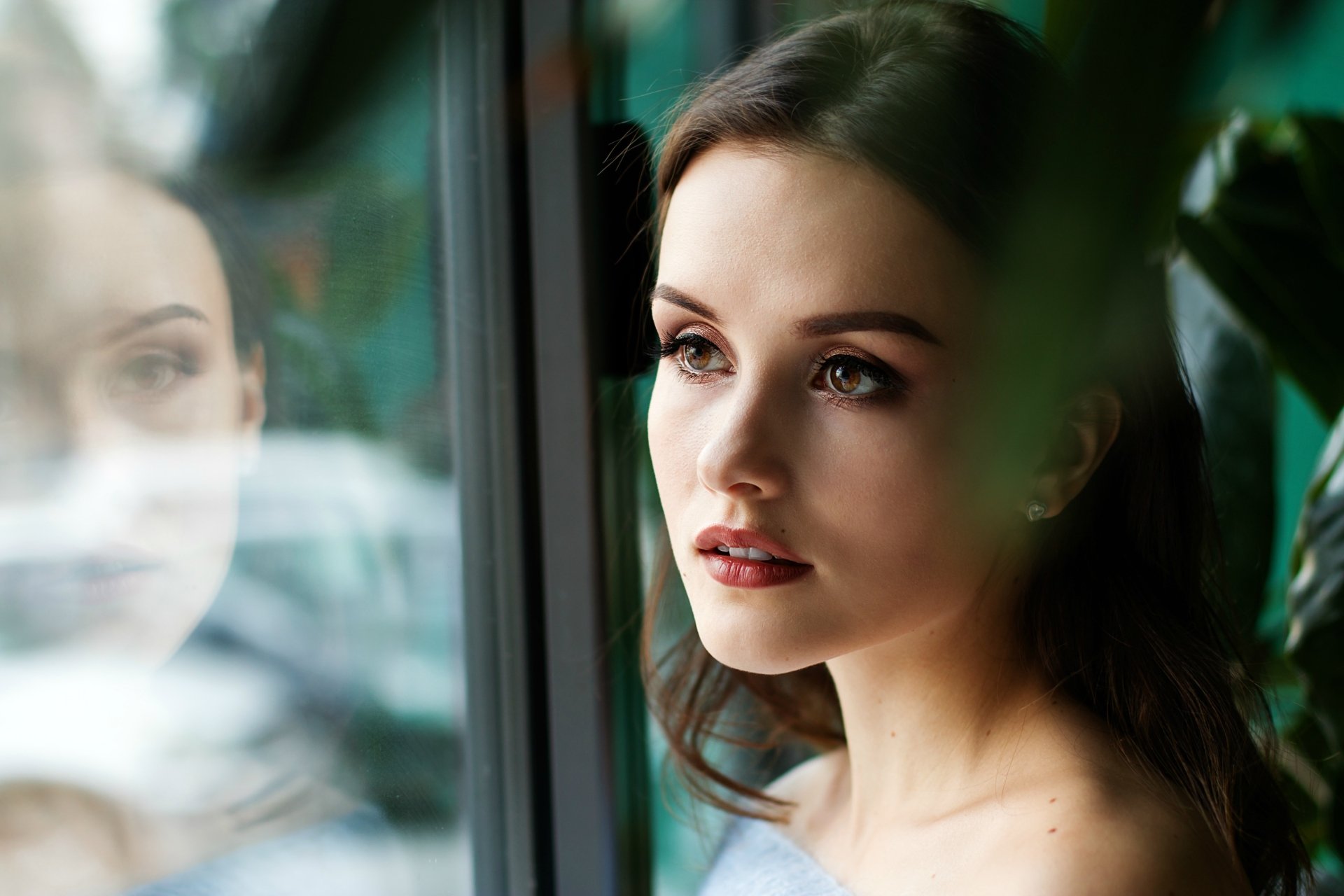 4K Brunette Reflection — Lipstick Portrait of a Brown‑Eyed Woman