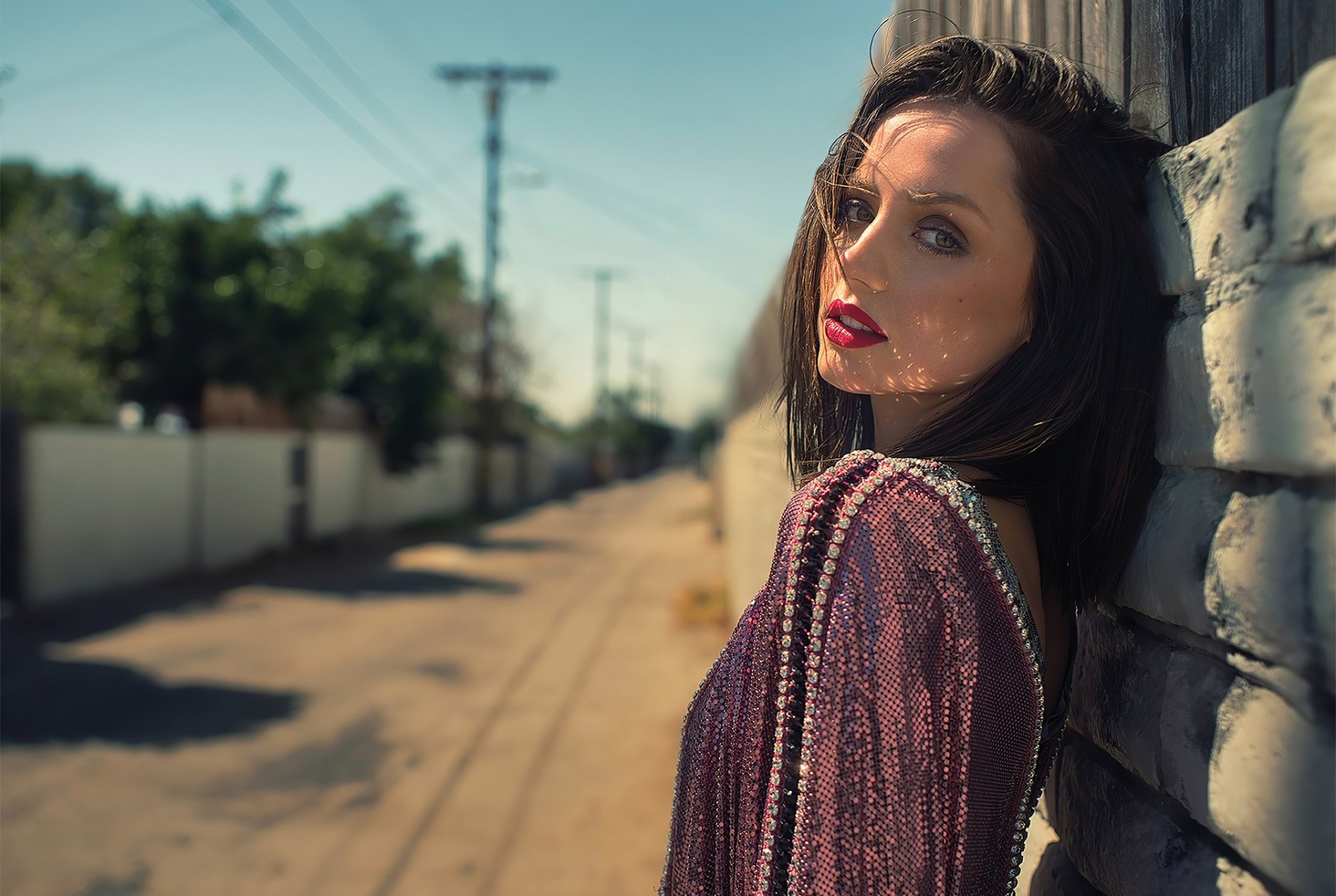 Scarlet-Lip Brunette in Shallow Focus — HD Alley Portrait | 2048x1374 ...