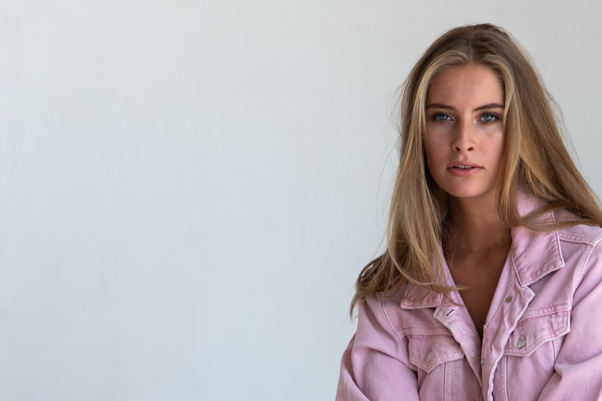 Download Blue Eyes Blonde Woman Model HD Wallpaper