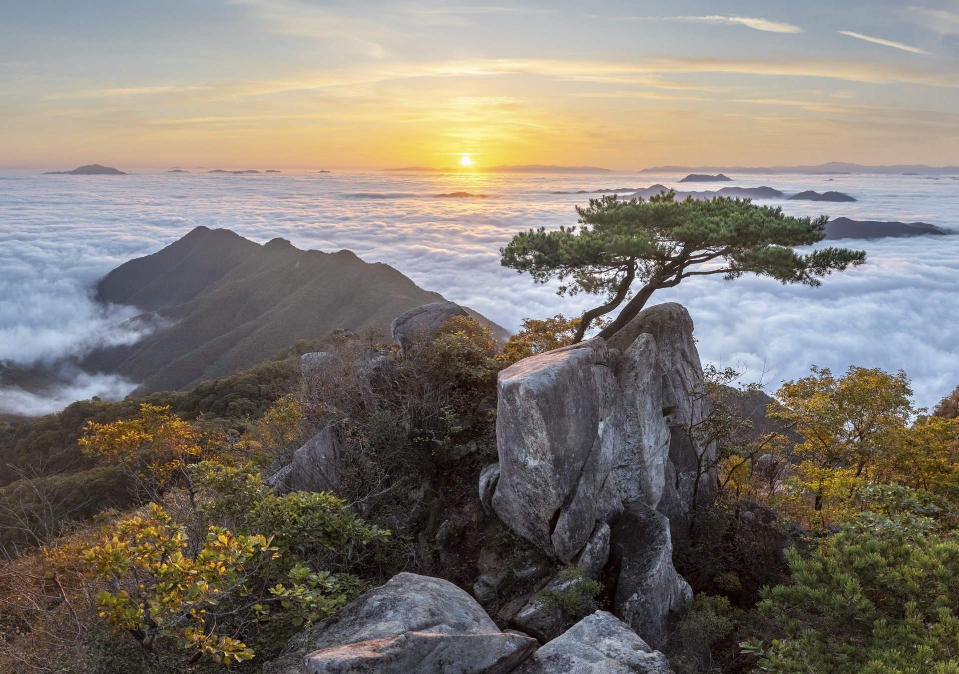 Sunrise Serenity Over South Korea’s Misty Mountain Horizon – HD Nature ...