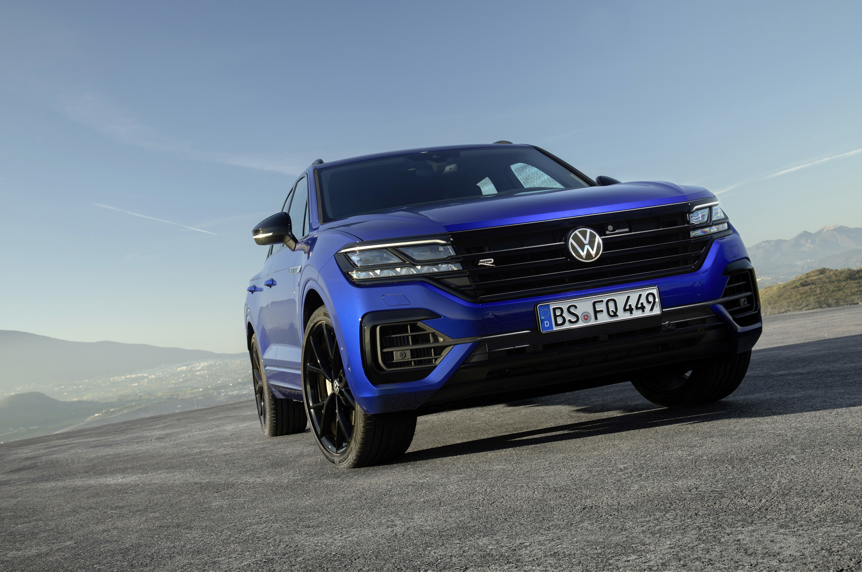 Volkswagen Touareg R-Line HD Wallpaper | Background Image | 3000x1992