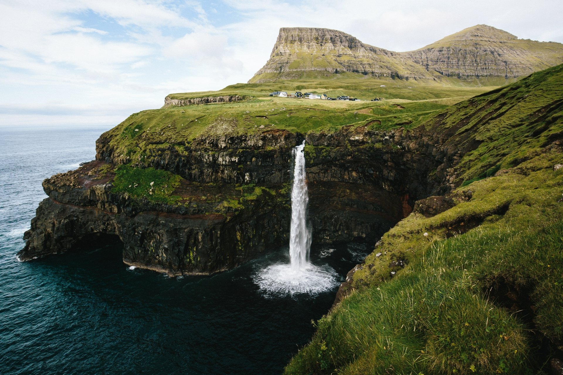 Gásadalur Waterfall Cliff – Stunning Faroe Islands 4K Coastscape Wallpaper