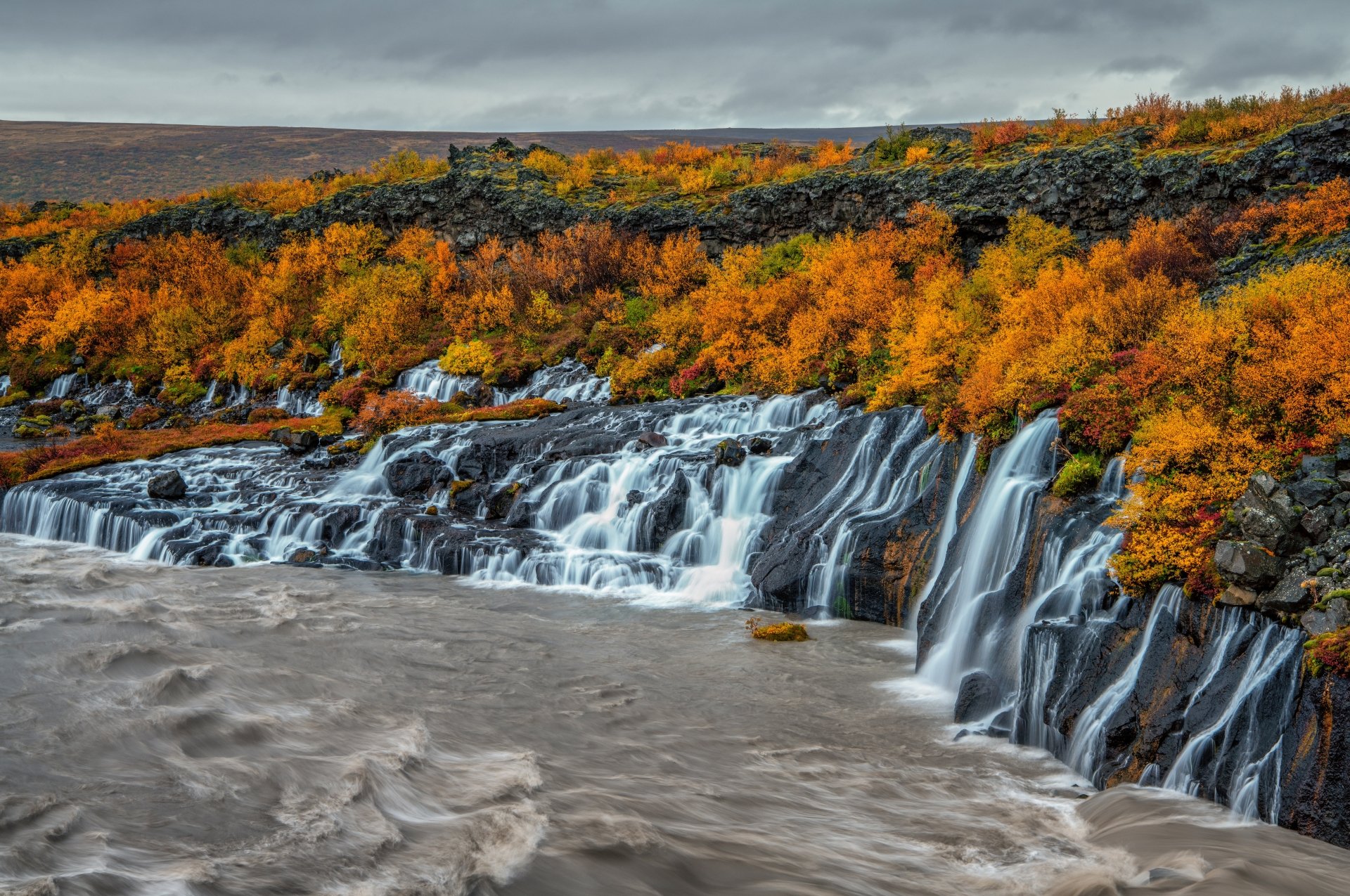 8K Ultra HD Autumn Waterfall: Nature’s Stunning Fall Cascade