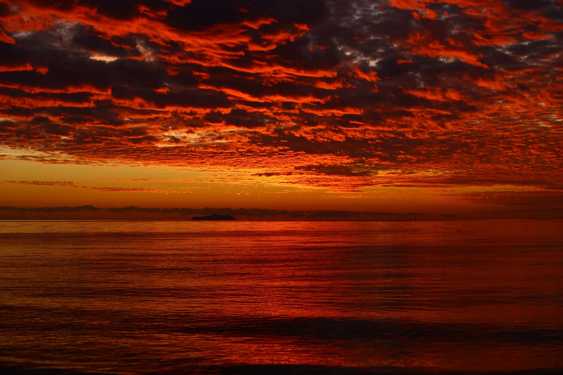 4K Ultra HD Sunset Horizon: Fiery Ocean Sky and Clouds in Nature's Glow