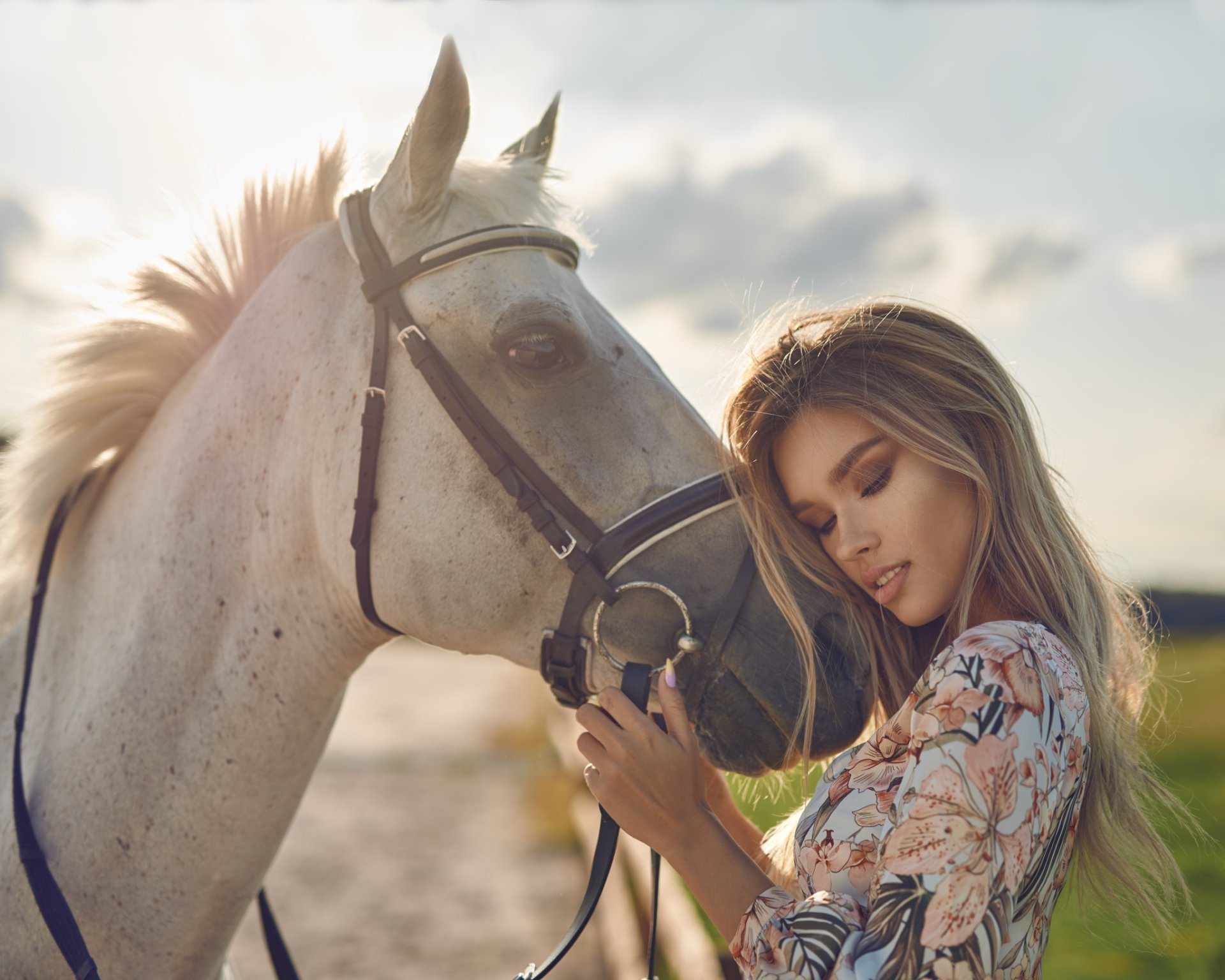 Download Blonde Horse Model Woman Mood HD Wallpaper | 2048x1638 ...