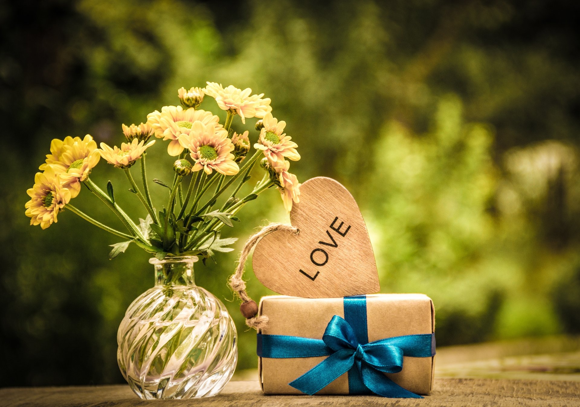 Download Vase Bouquet Heart Gift Photography Still Life 4k Ultra HD ...