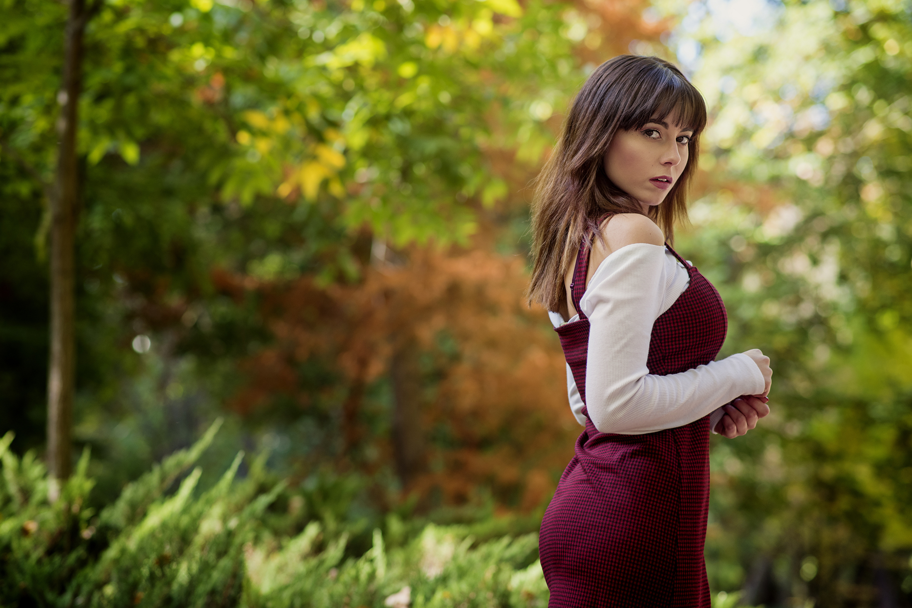 Download Depth Of Field Brunette Woman Model 4k Ultra Hd Wallpaper