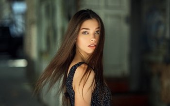 Download Brown Eyes Brunette Model Woman PFP