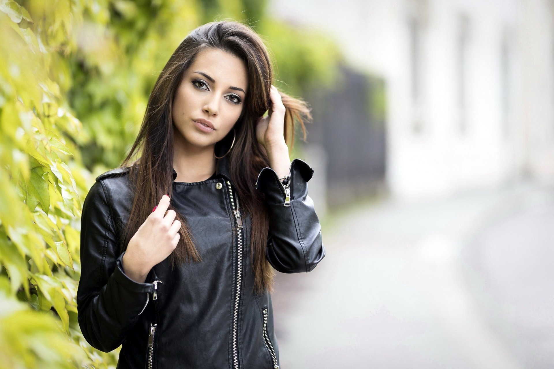 2K Quad HD Wallpaper — Street-Style Model | 2560x1707 | Wallpaper Abyss