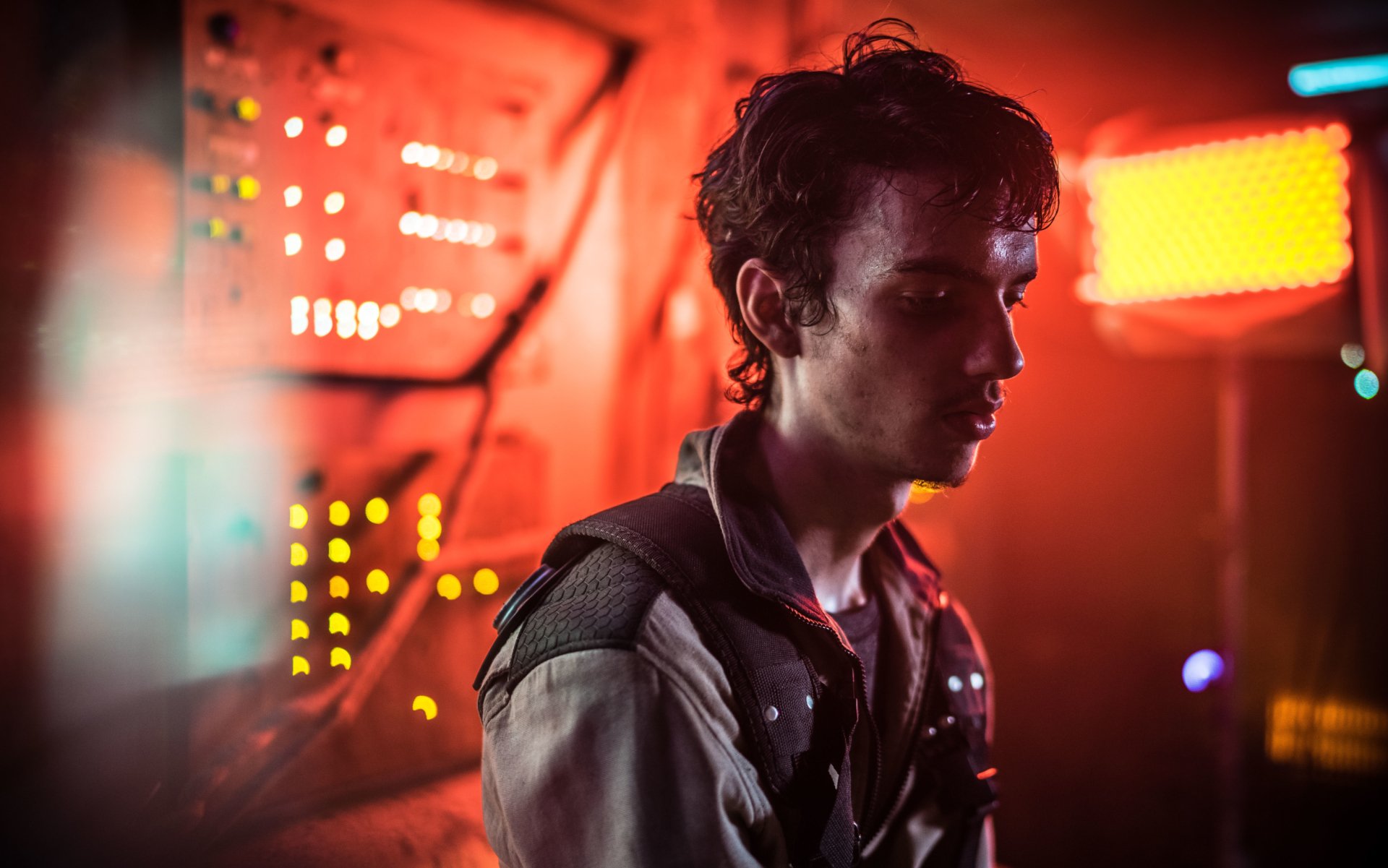 Download Kodi Smit-McPhee Movie 2067 HD Wallpaper