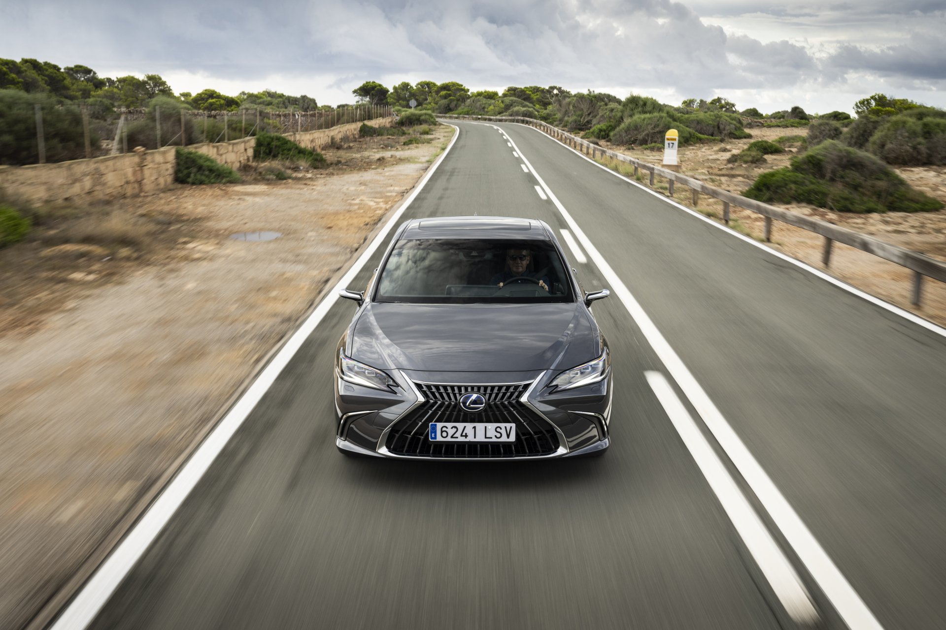 Download Vehicle Lexus ES 300H 4k Ultra HD Wallpaper