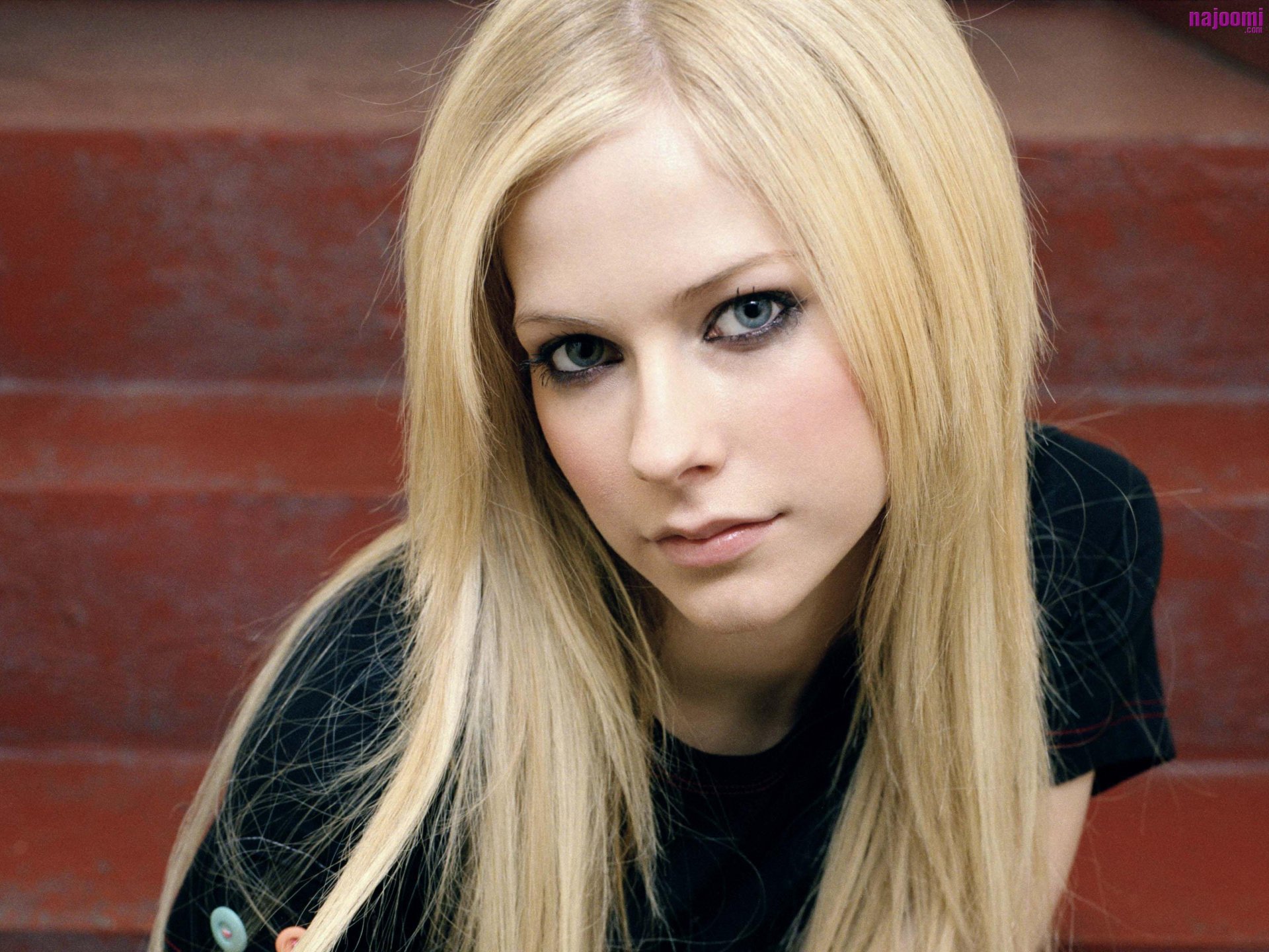 Avril Lavigne HD Wallpaper: Captivating Music Icon