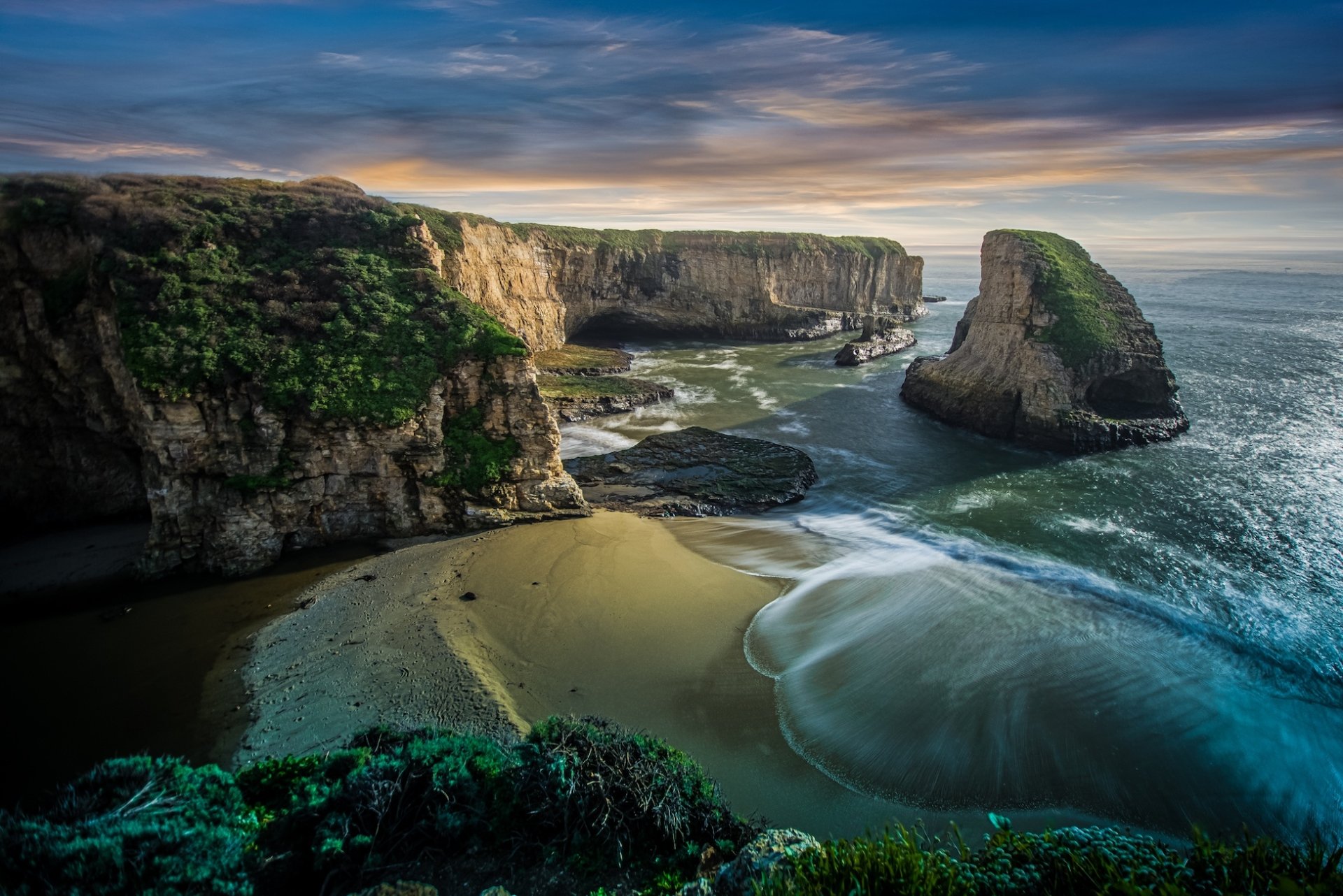 Stunning HD Coastal Nature Escape: Majestic Beach and Cliffs