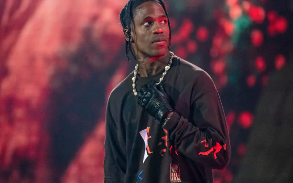 Travis Scott in 4K Ultra HD: Iconic Black & White Vibes