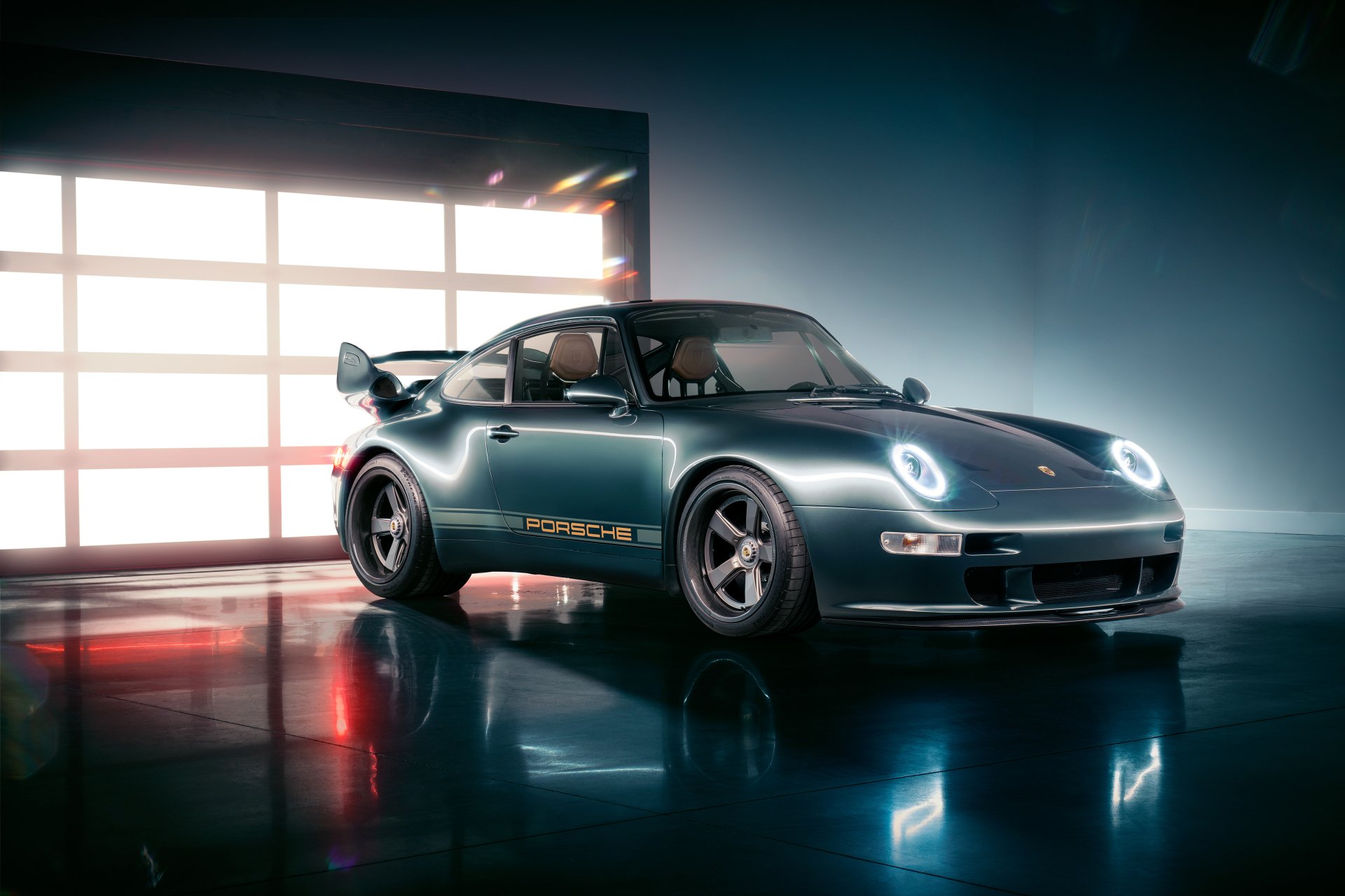 Porsche 911: 4K Ultra HD Night Garage
