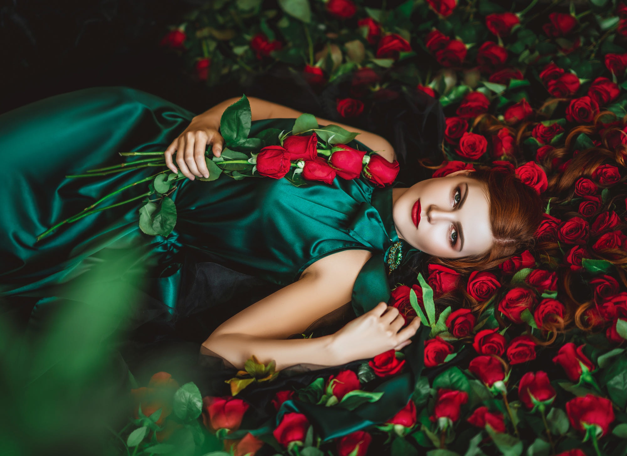 Download Red Rose Woman Model HD Wallpaper