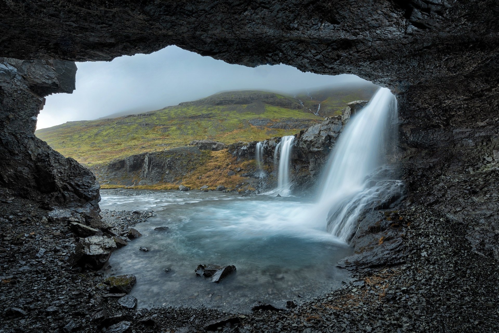 Serene Waterfall Escape: Stunning Nature HD Wallpaper