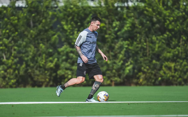 Stunning 8K Ultra HD Wallpaper of Lionel Messi with Inter Miami CF