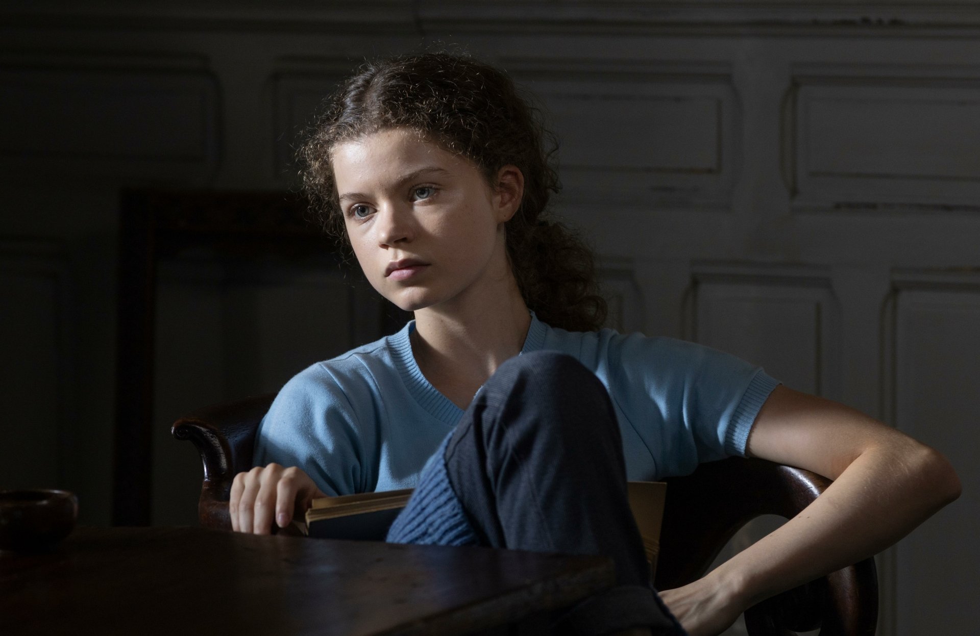 Monsieur Spade TV Show HD Wallpaper - Mysterious Character Pose