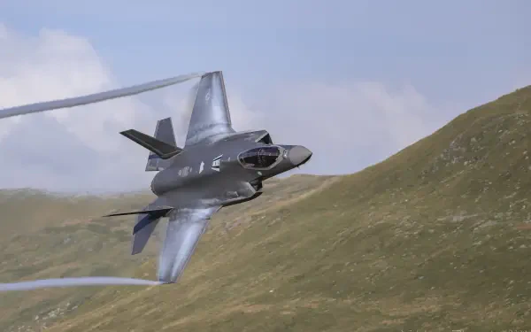 Stunning 4K F-35 Lightning II Military Jet Wallpaper