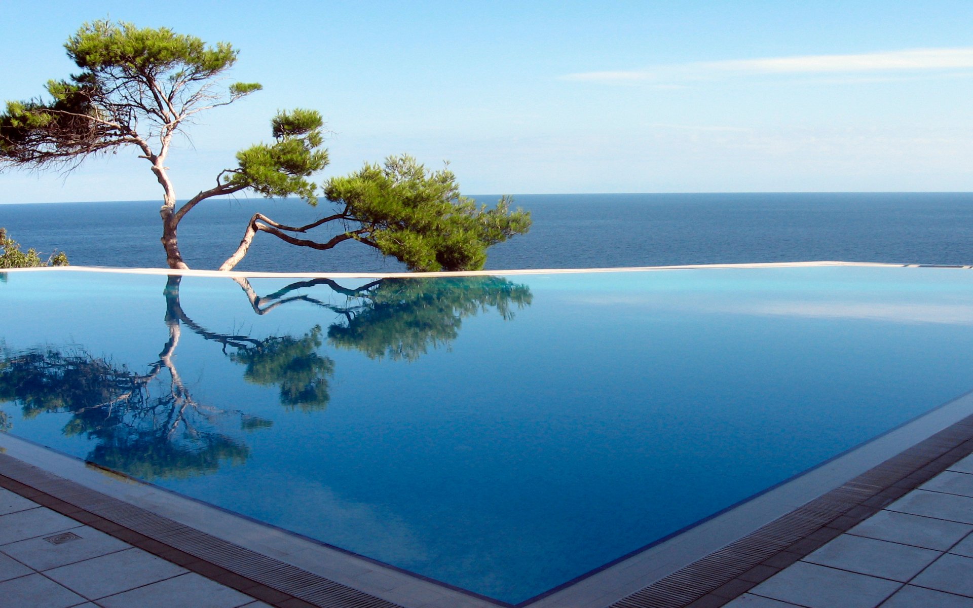 Serene Waters: Stunning HD Photography of Infinity Pool and Ocean View