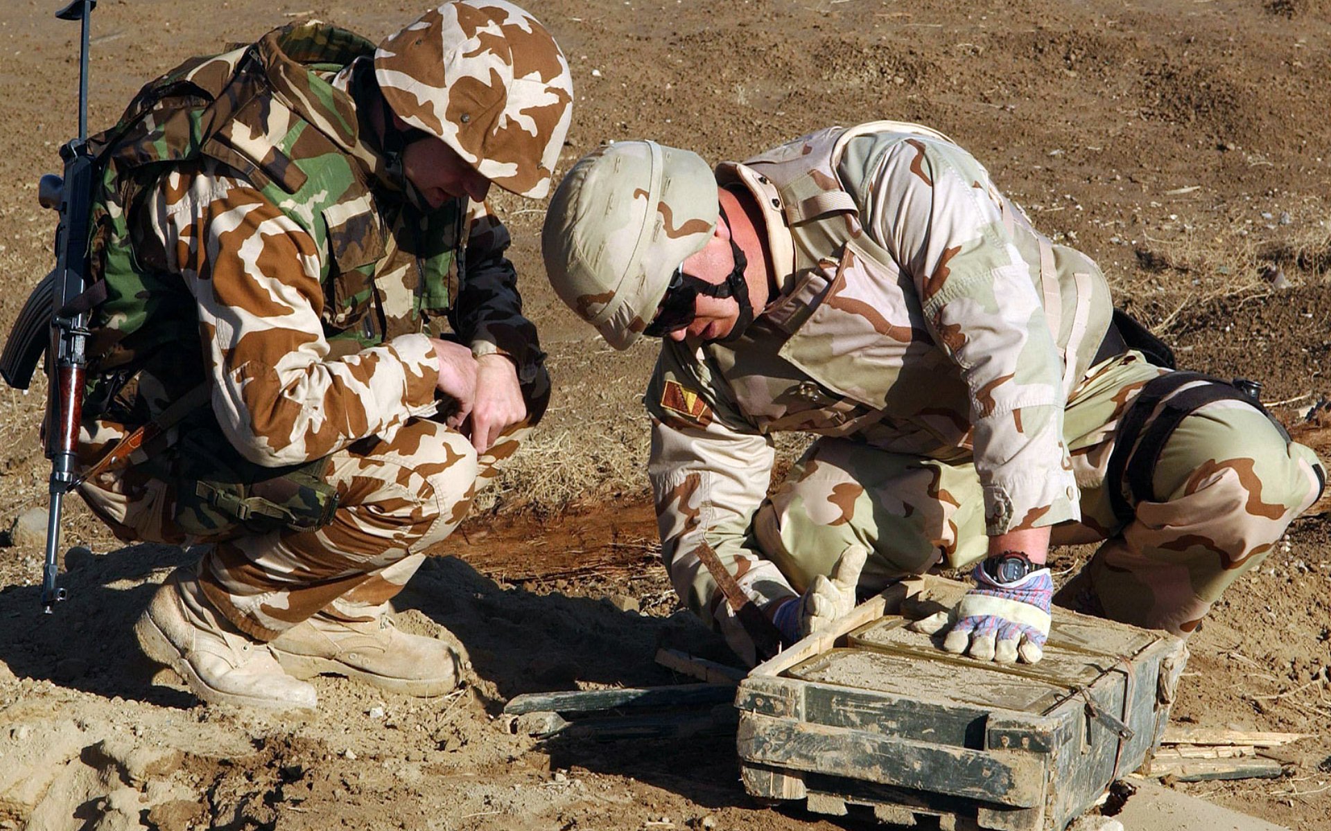 Tactical Breach HD | EOD Teamwork Soldier | Desert Patrol Wallpaper