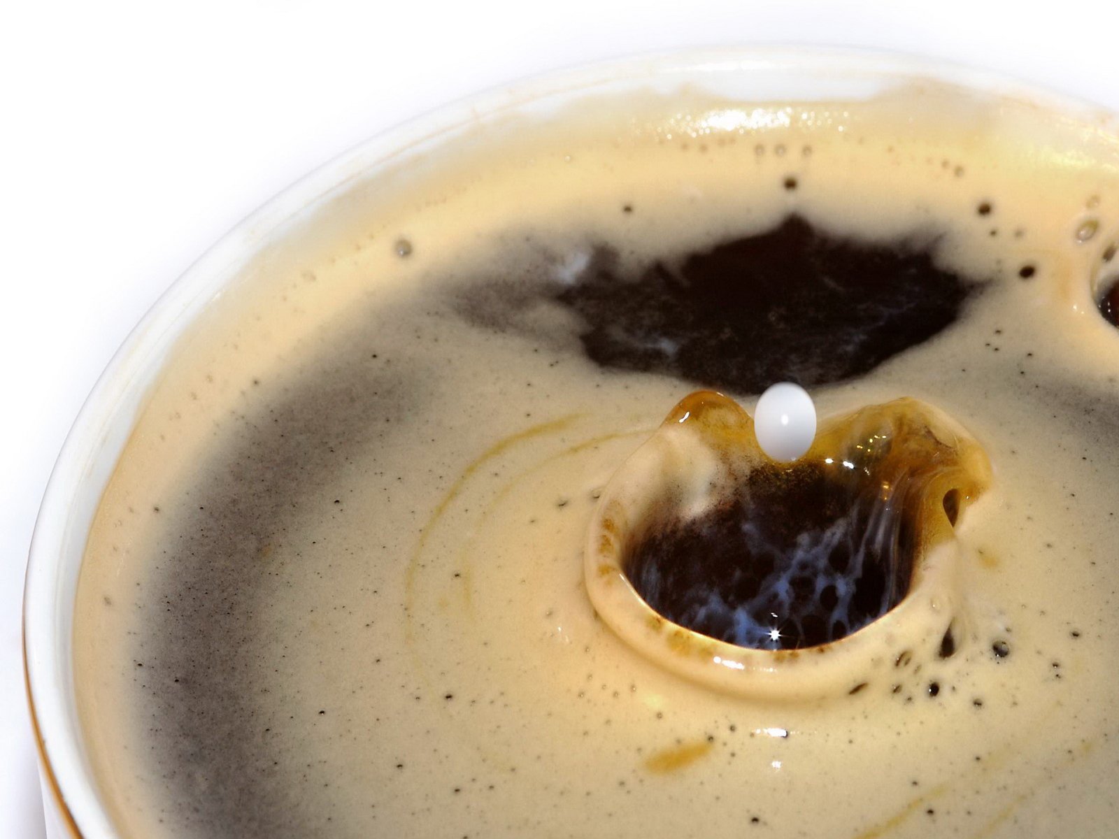 HD Coffee Splash: Water Drop in Rich Brew | 1600x1200 | Wallpaper Abyss