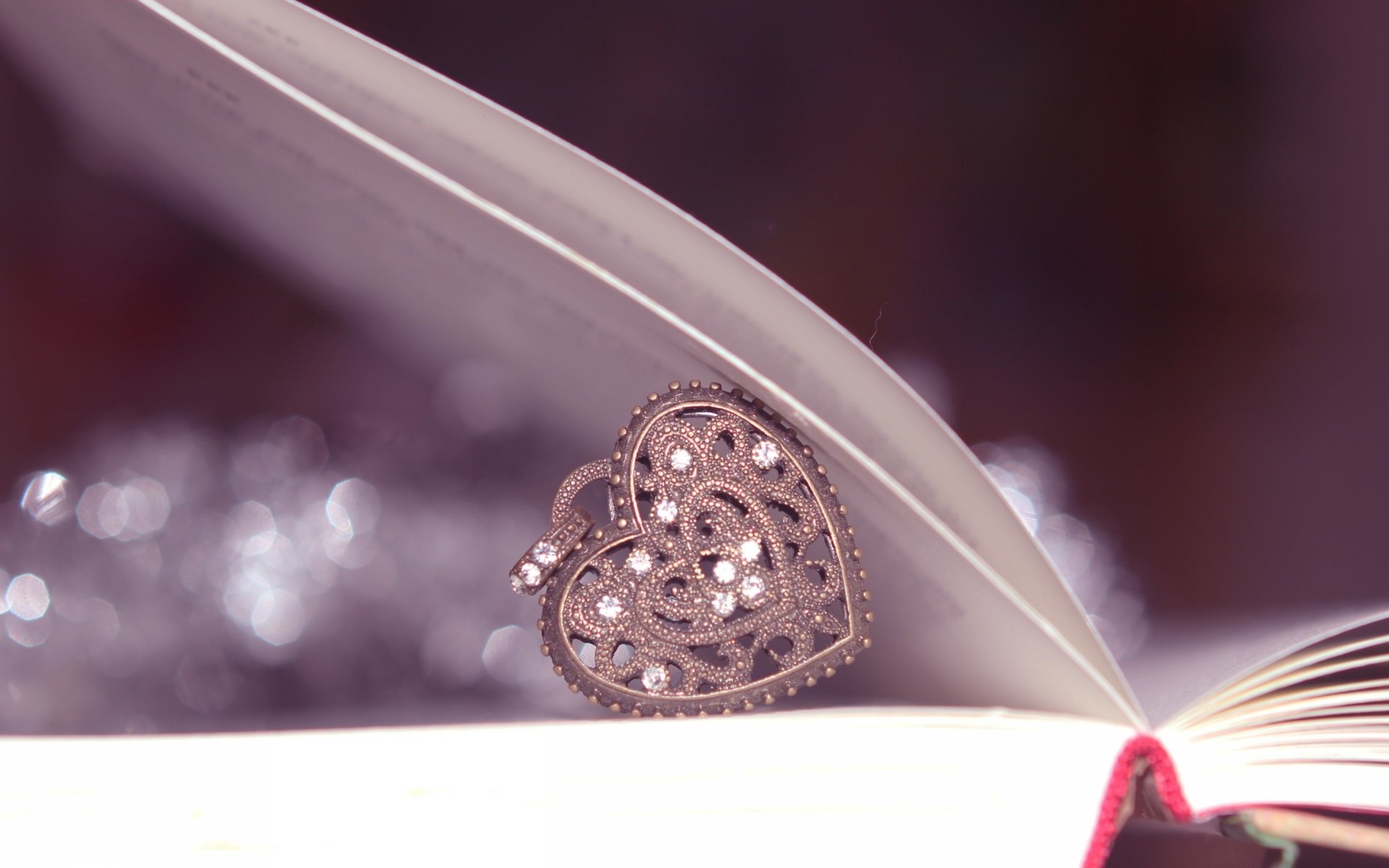 Exquisite Heart Jewelry – HD Man-Made Elegance Wallpaper | 2880x1800 ...