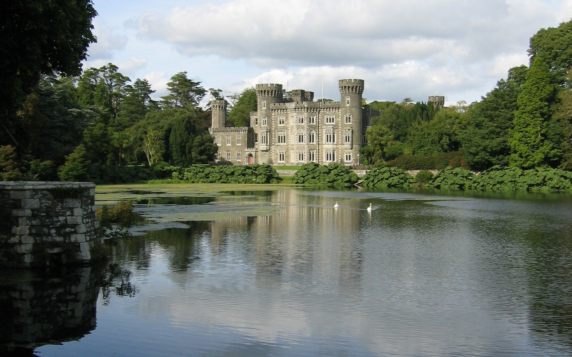 Stunning HD Wallpaper of Johnstown Castle Reflected in Tranquil Waters