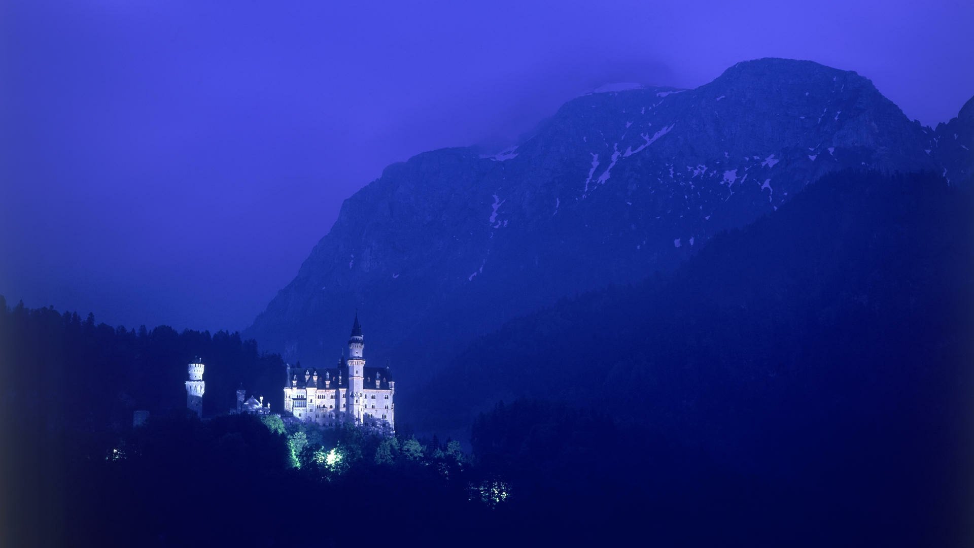 Neuschwanstein Castle: Enchanting HD Wallpaper
