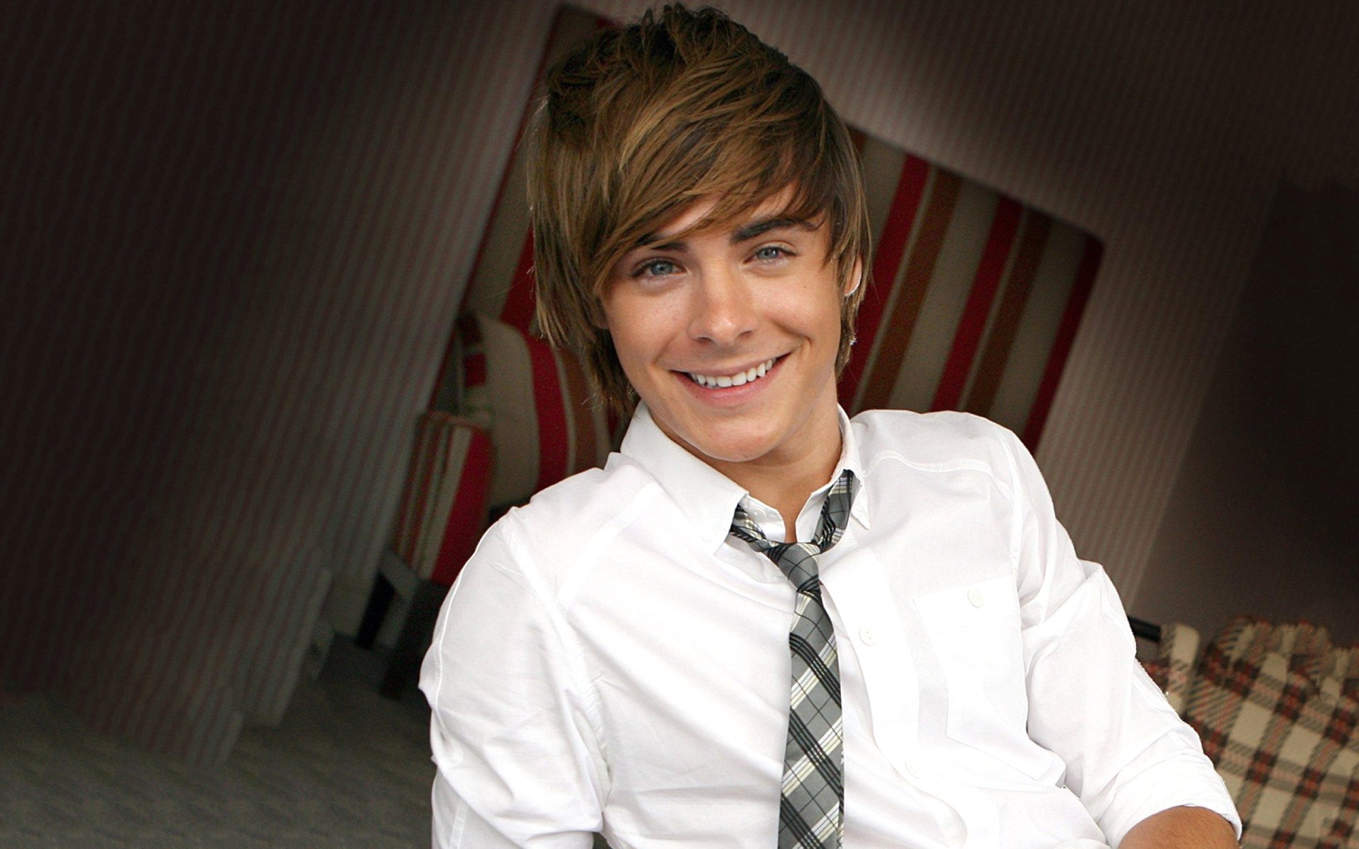 Download American Actor Celebrity Zac Efron HD Wallpaper