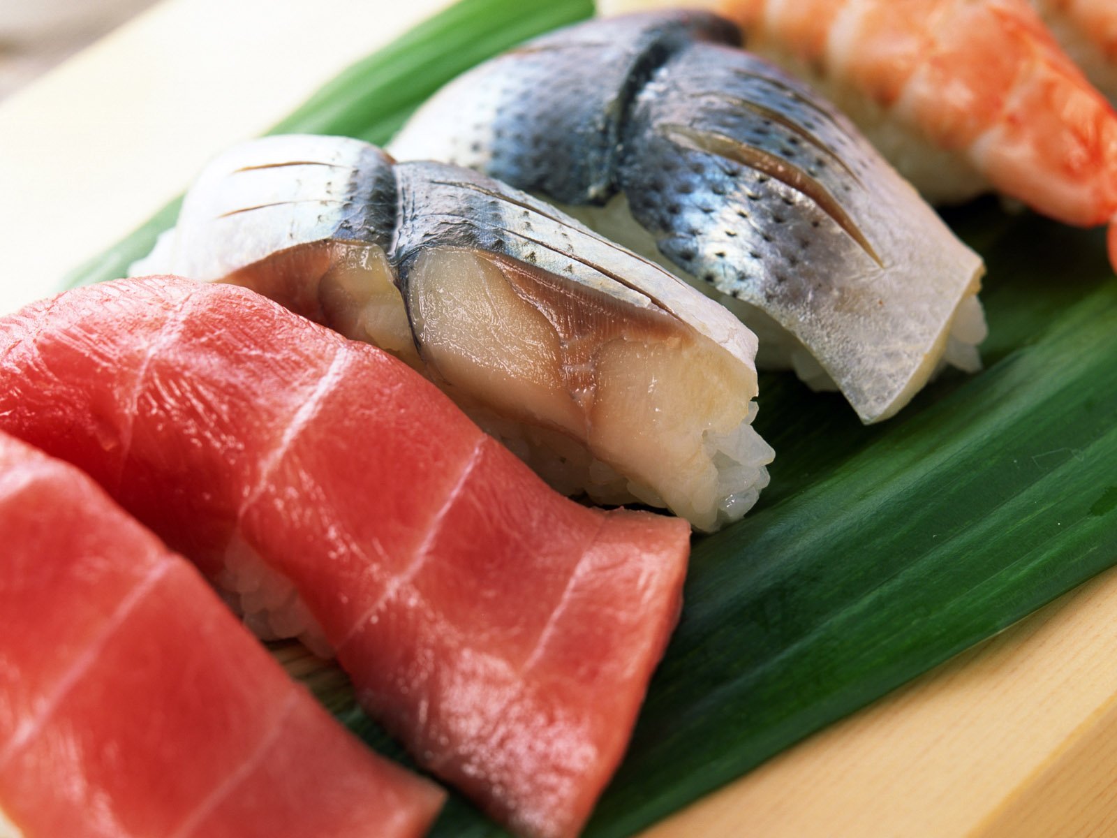 Exquisite HD Sushi Delight: Fresh Flavors on a Leaf