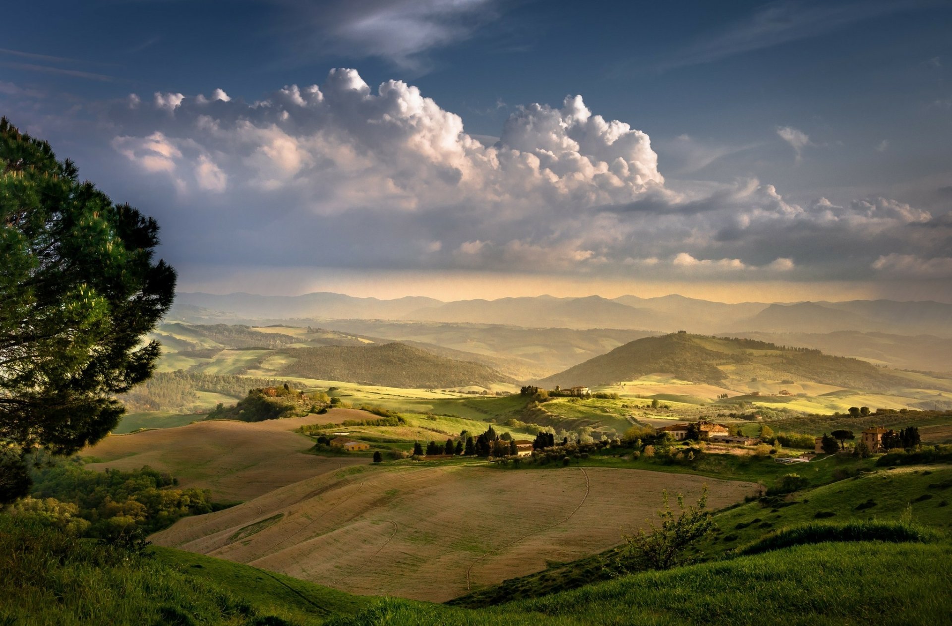 Tuscany Hillside Haven: Italy's Cloud-Kissed Valley in Stunning HD