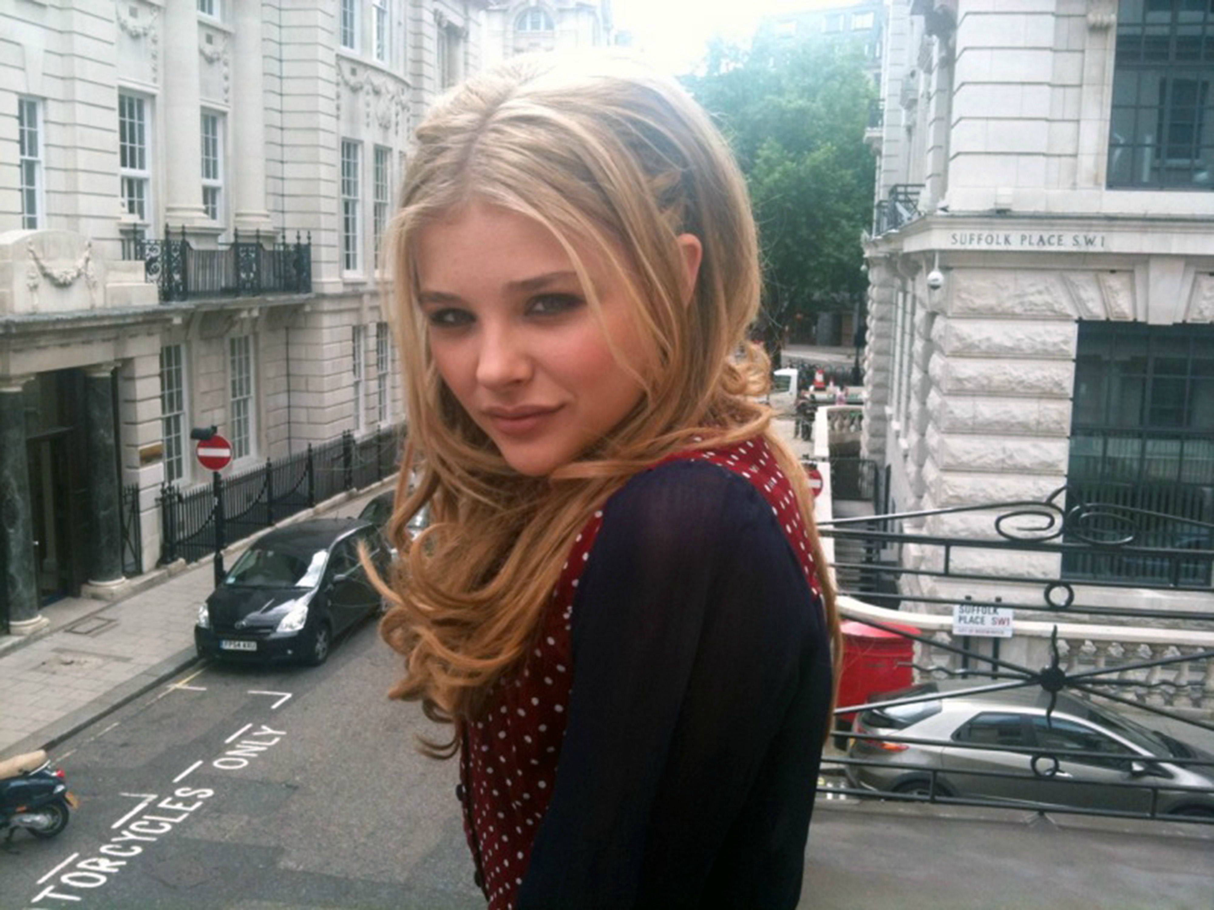 Chloë Grace Moretz 4K Ultra HD Celebrity Wallpaper – Stunning Urban Charm
