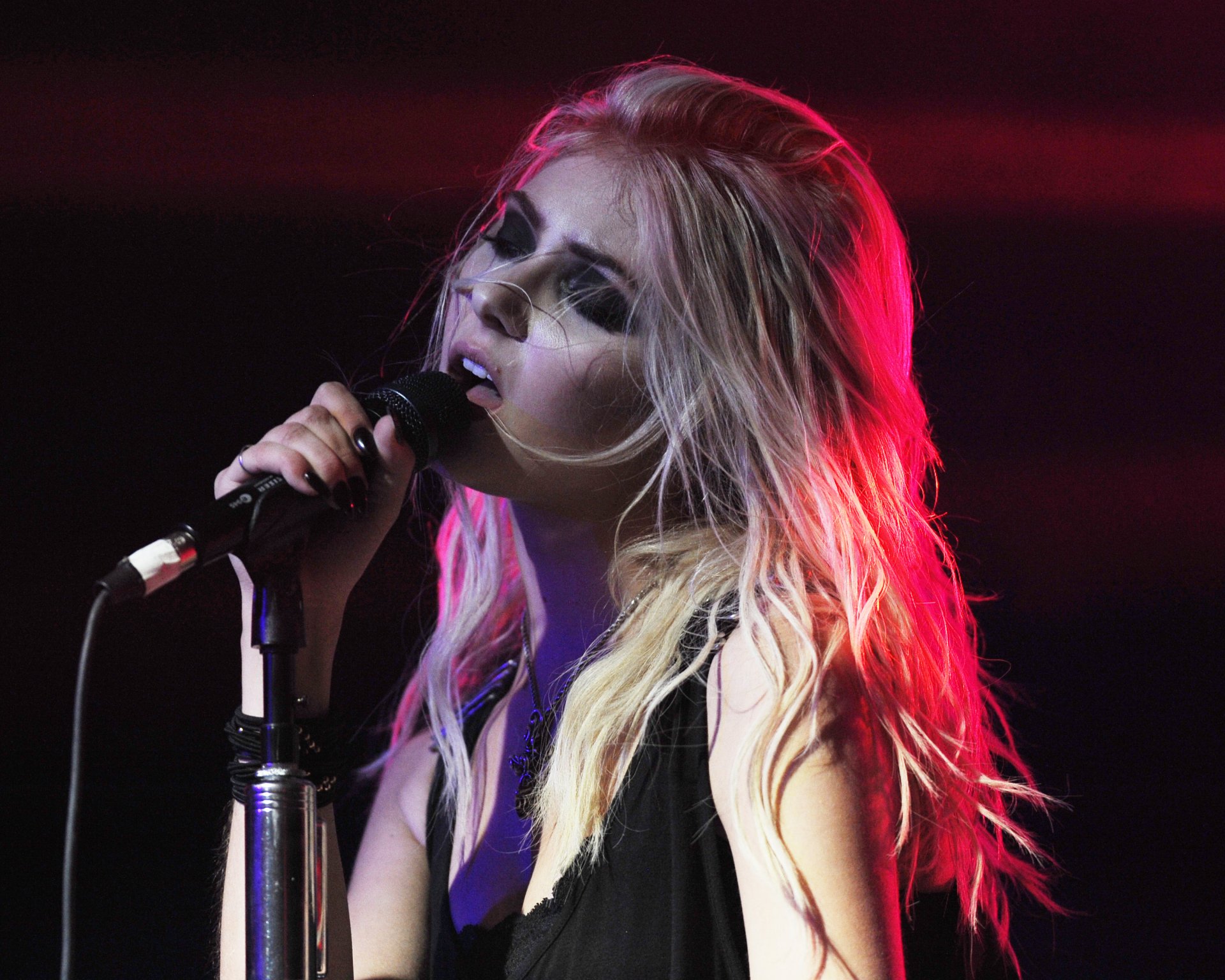 Download Music Taylor Momsen HD Wallpaper | 3000x2400 | Wallpaper Abyss