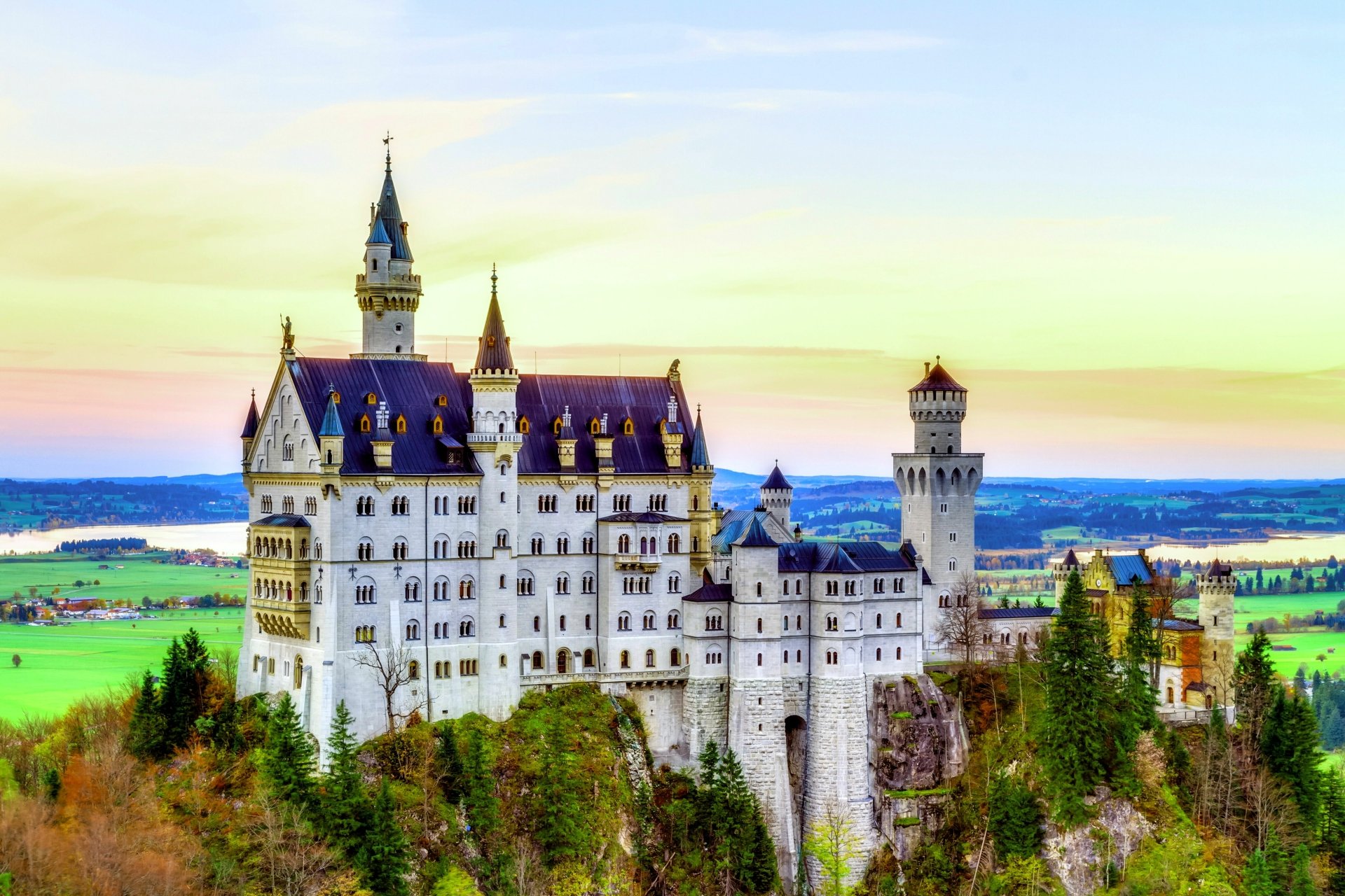 Neuschwanstein Castle in Fall Splendor | 4K Ultra HD Landscape Wallpaper