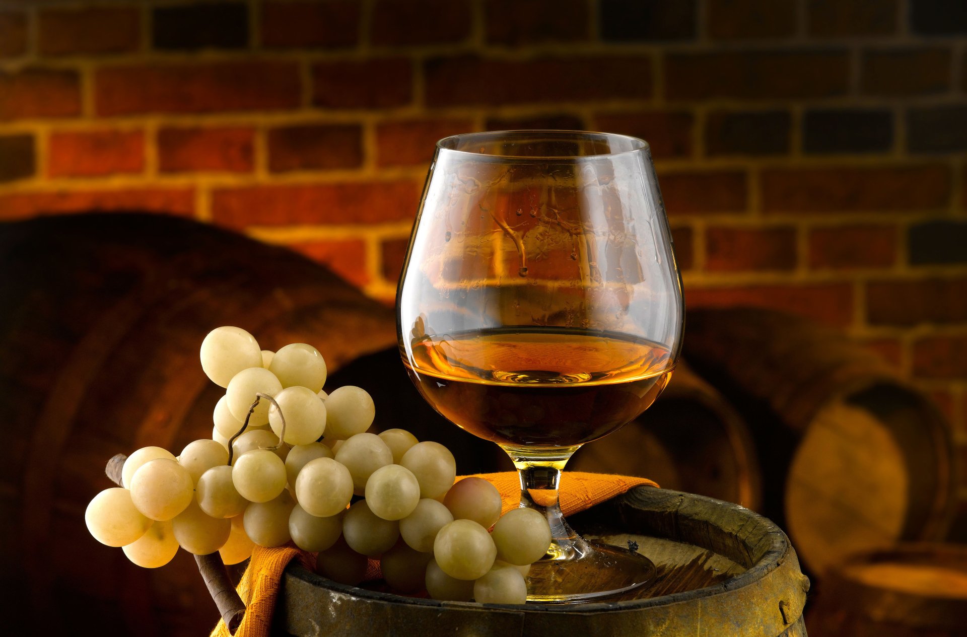 4K Ultra HD: Barrel-Aged Whisky & Vineyard Grapes