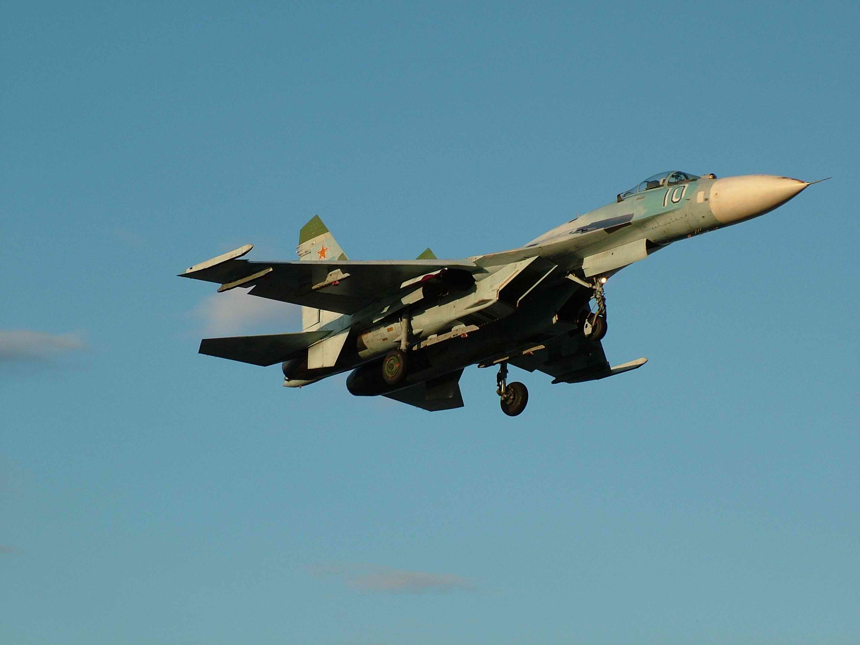 Sukhoi Su-27 Jet Fighter HD Wallpaper – Military Excellence in Flight