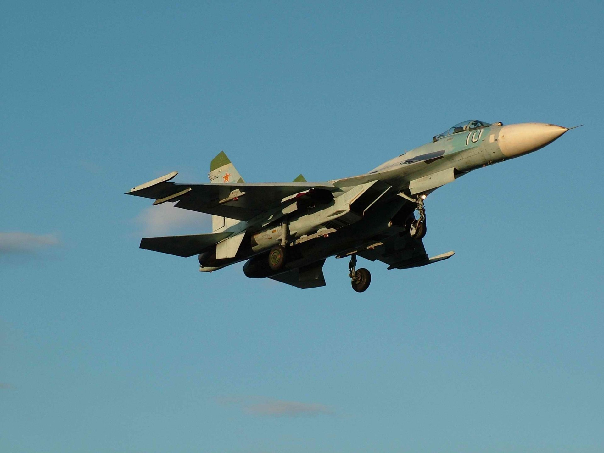 Sukhoi Su-27 Jet Fighter HD Wallpaper – Military Excellence in Flight