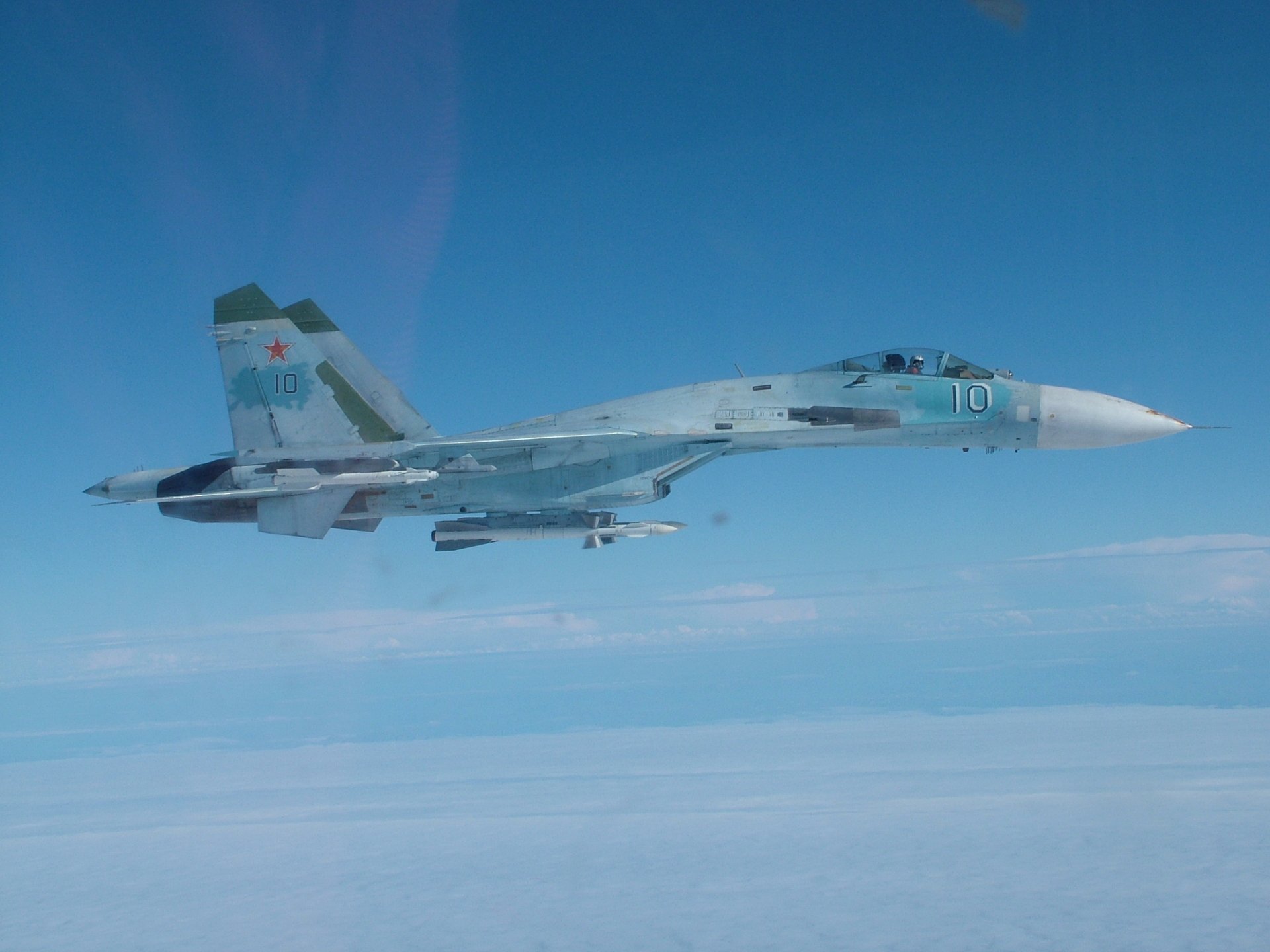 Stunning HD Wallpaper of Sukhoi Su-27 Military Jet Soaring High