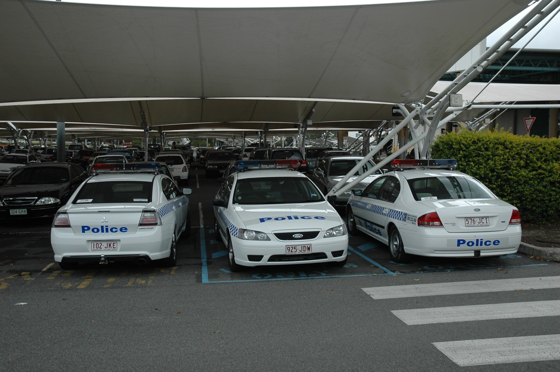 Download Vehicle Police HD Wallpaper | 3008x2000 | Wallpaper Abyss