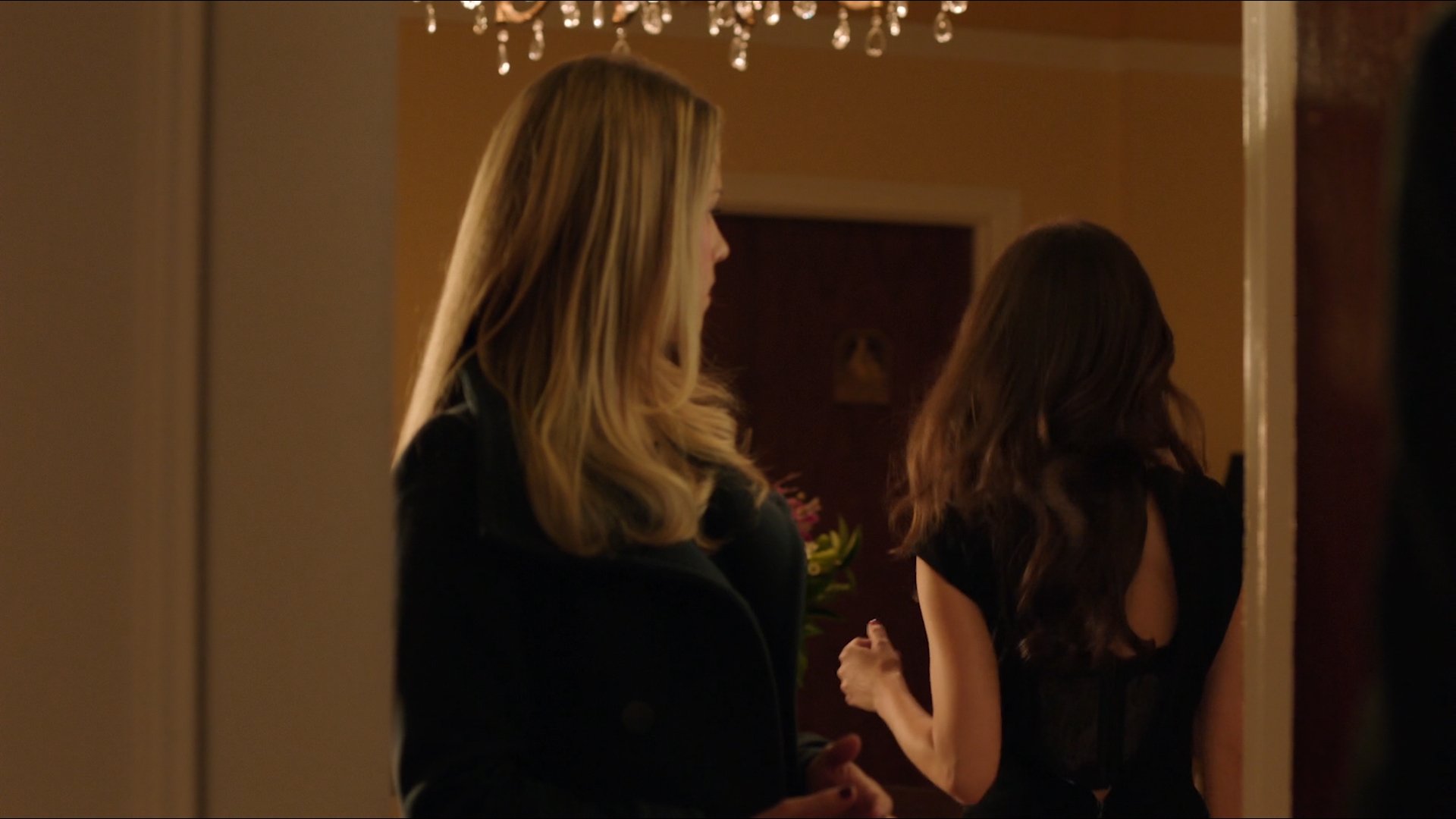 Arrow TV Show HD Wallpaper – Iconic Scene Spotlight