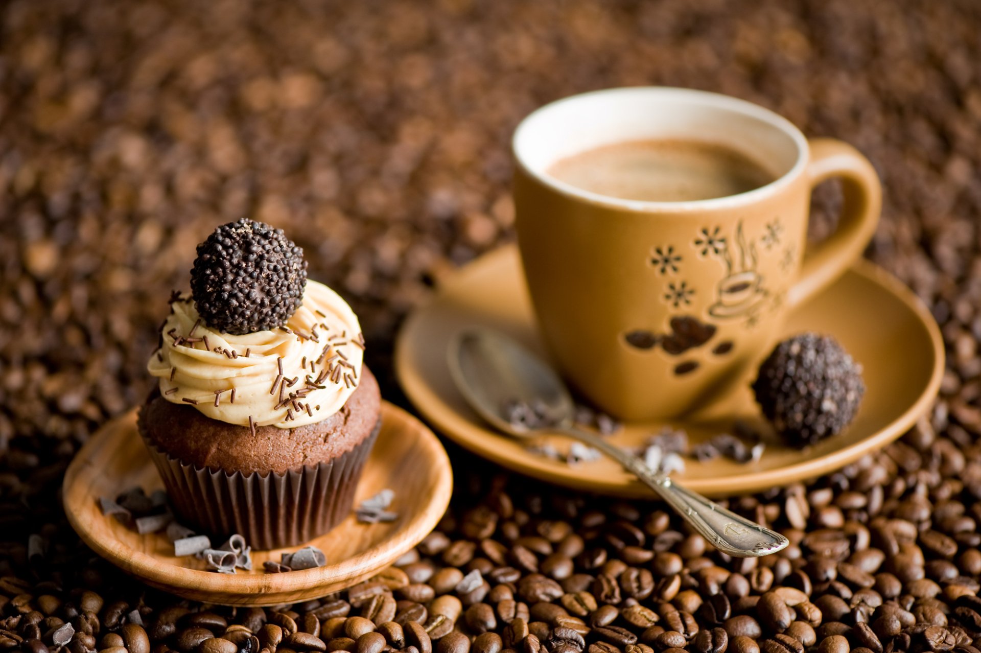 Cupcake & Coffee Delight: HD Food Wallpaper for Sweet Moments