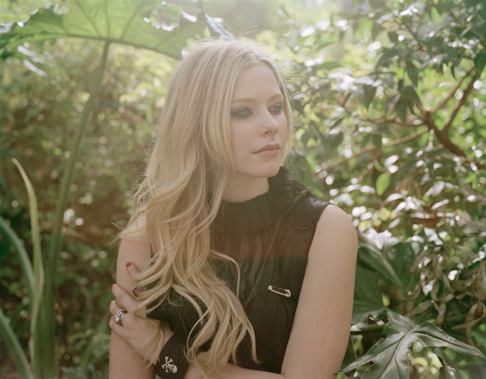 Avril Lavigne HD Wallpaper: Embrace the Music Vibes | 1650x1289 ...