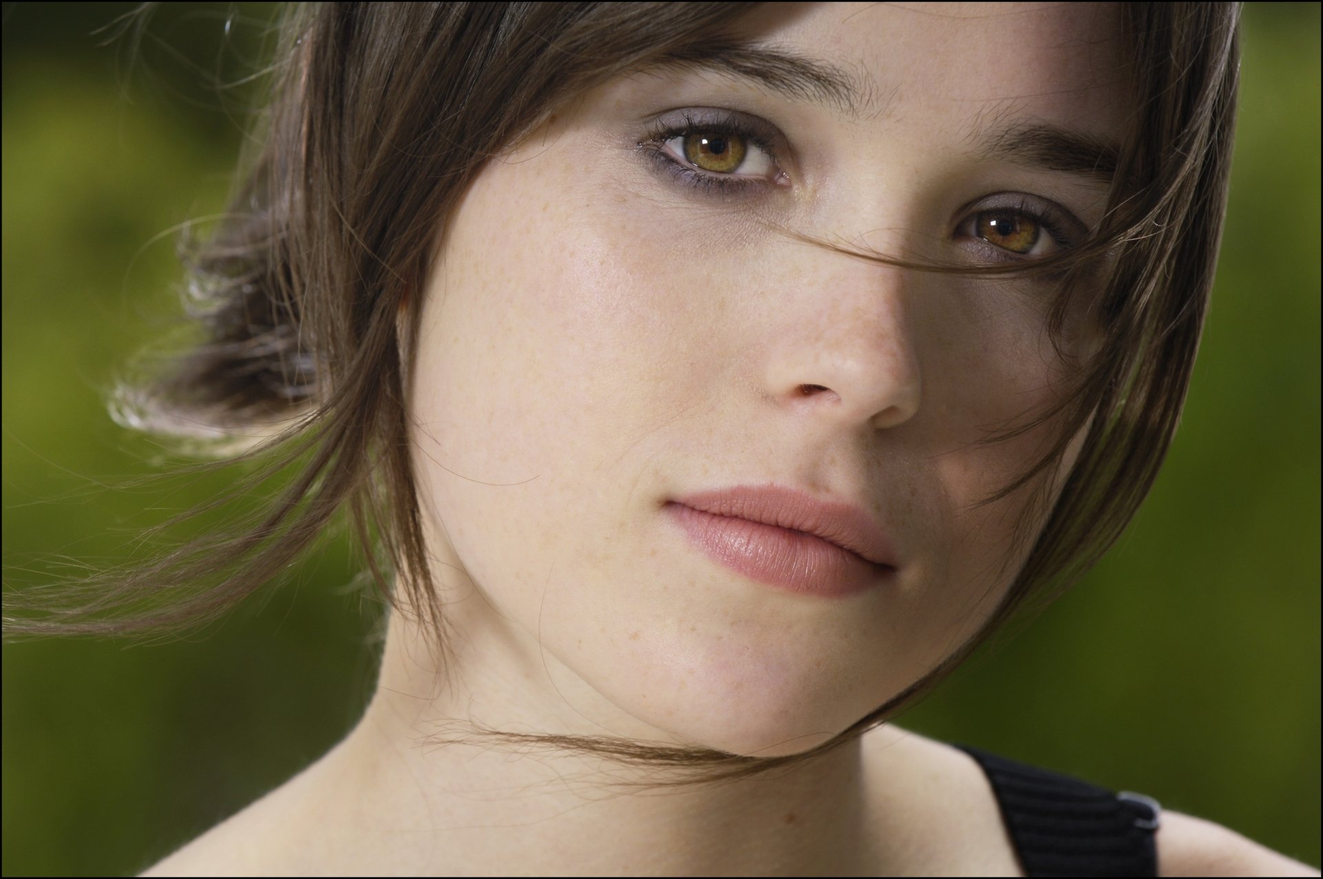 Ellen Page 4K Ultra HD Celebrity Wallpaper – Stunning Close-Up Portrait