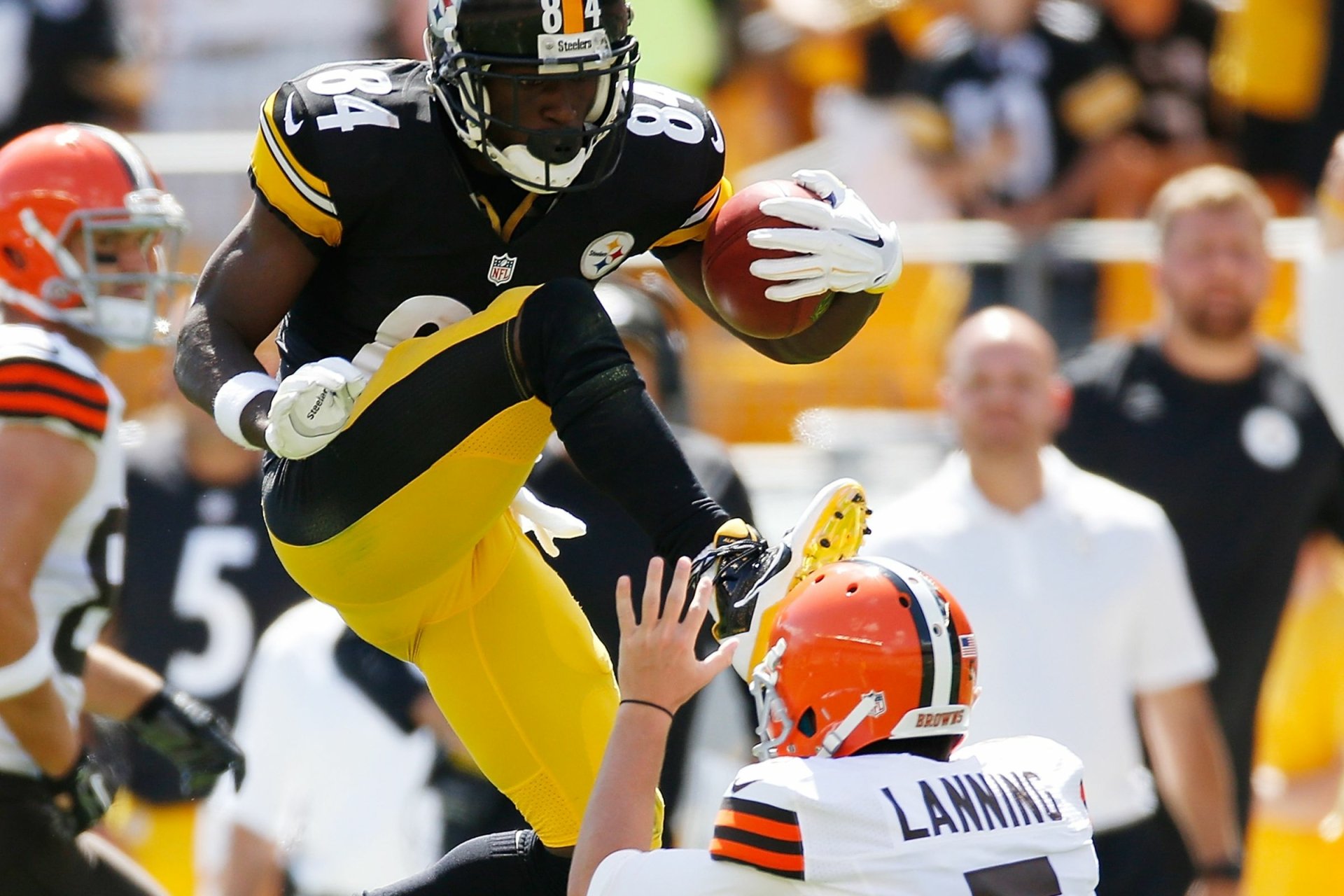 Pittsburgh Steelers HD Wallpaper: Dynamic Sports Action