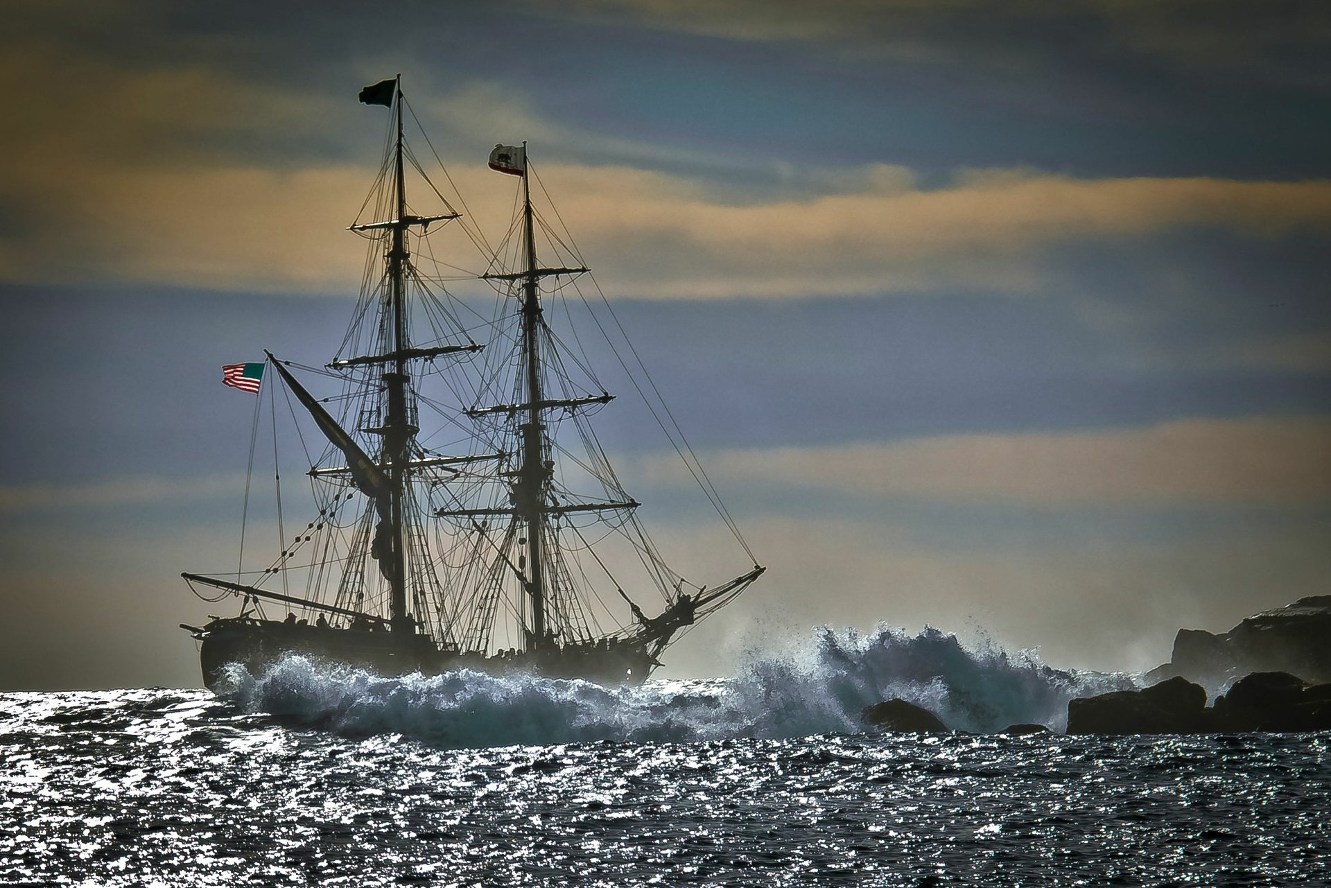 2K Quad HD Wallpaper — Tall Ship Braving Ocean Waves